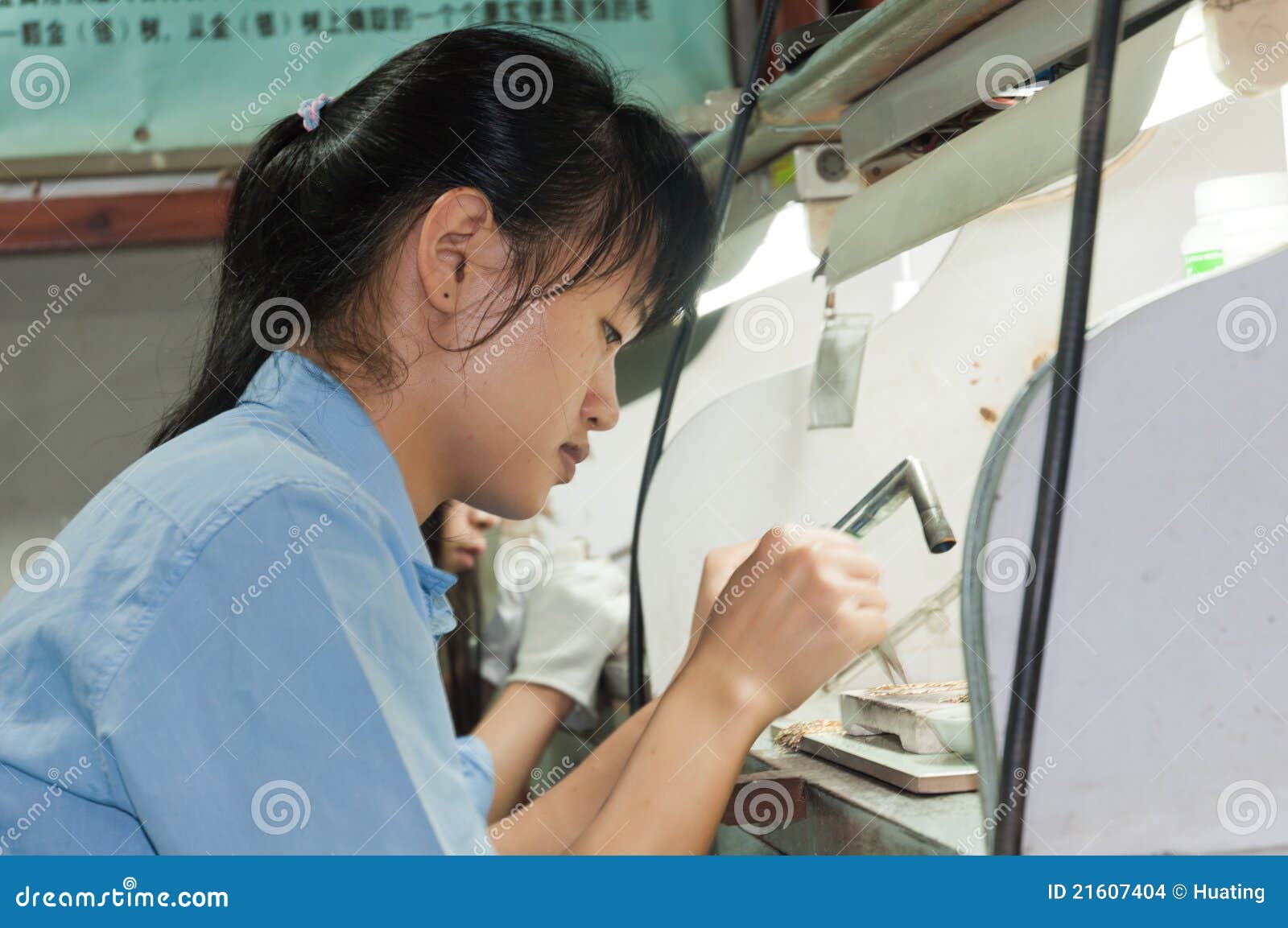 A worker of jewelry editorial stock image. Image of finger - 21607404