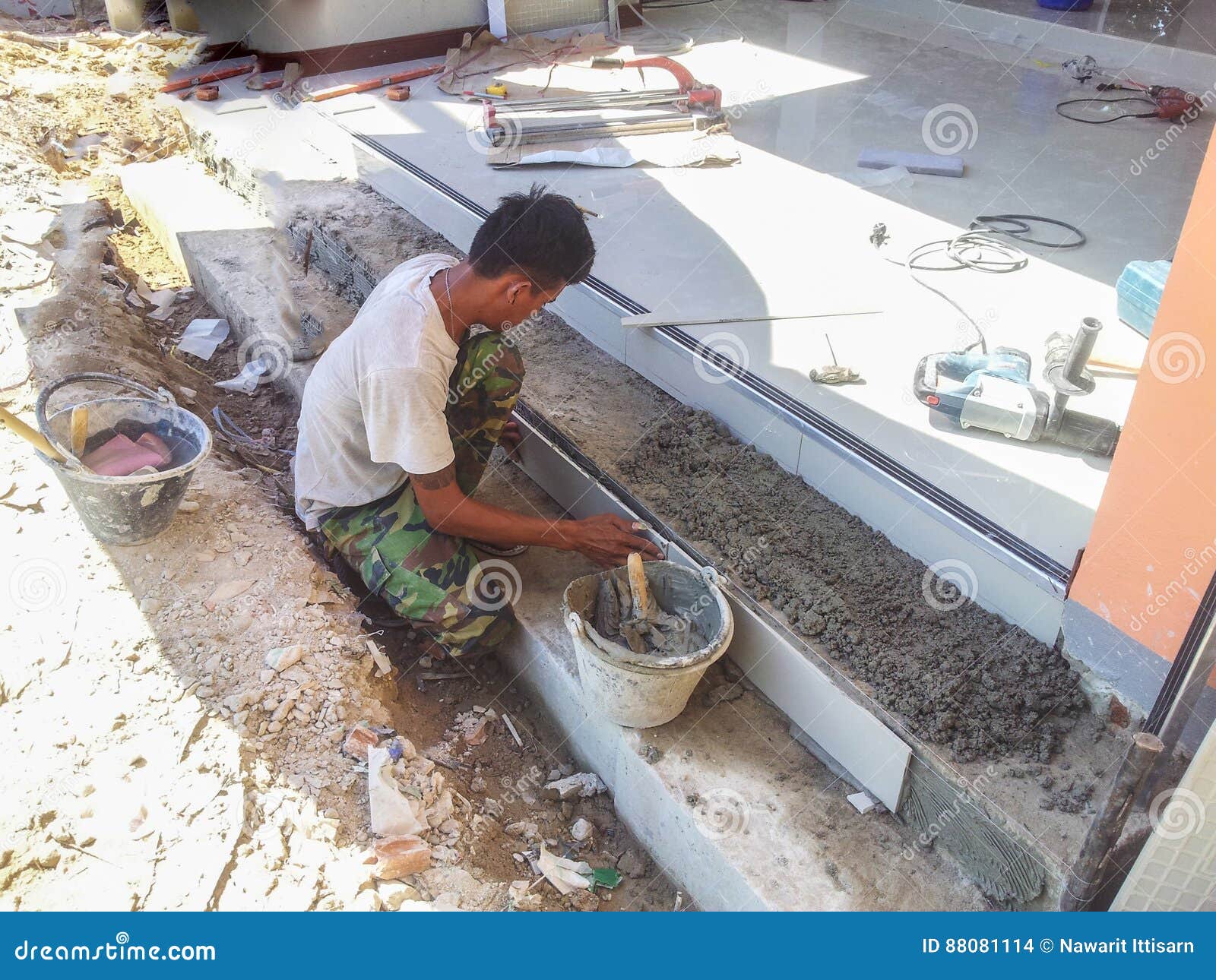 Worker plaster joints editorial stock image. Image of renovation - 88081114