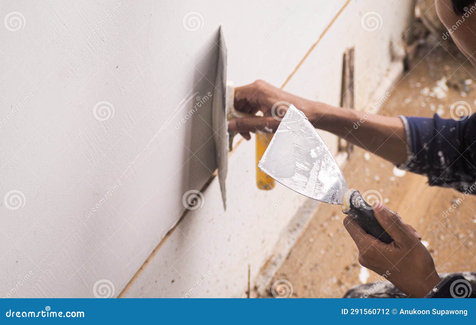The Worker is Plastering the Column with High Quality White Gypsum ...