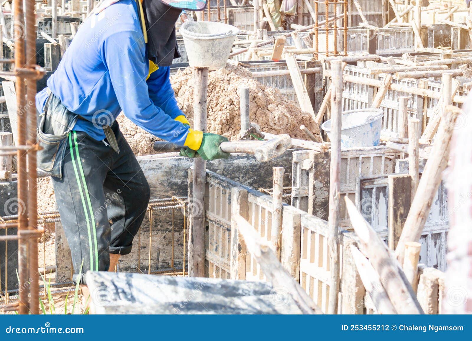 Worker Use Hammer Hit Pin To Support Formwork Stock Photo - Image of ...