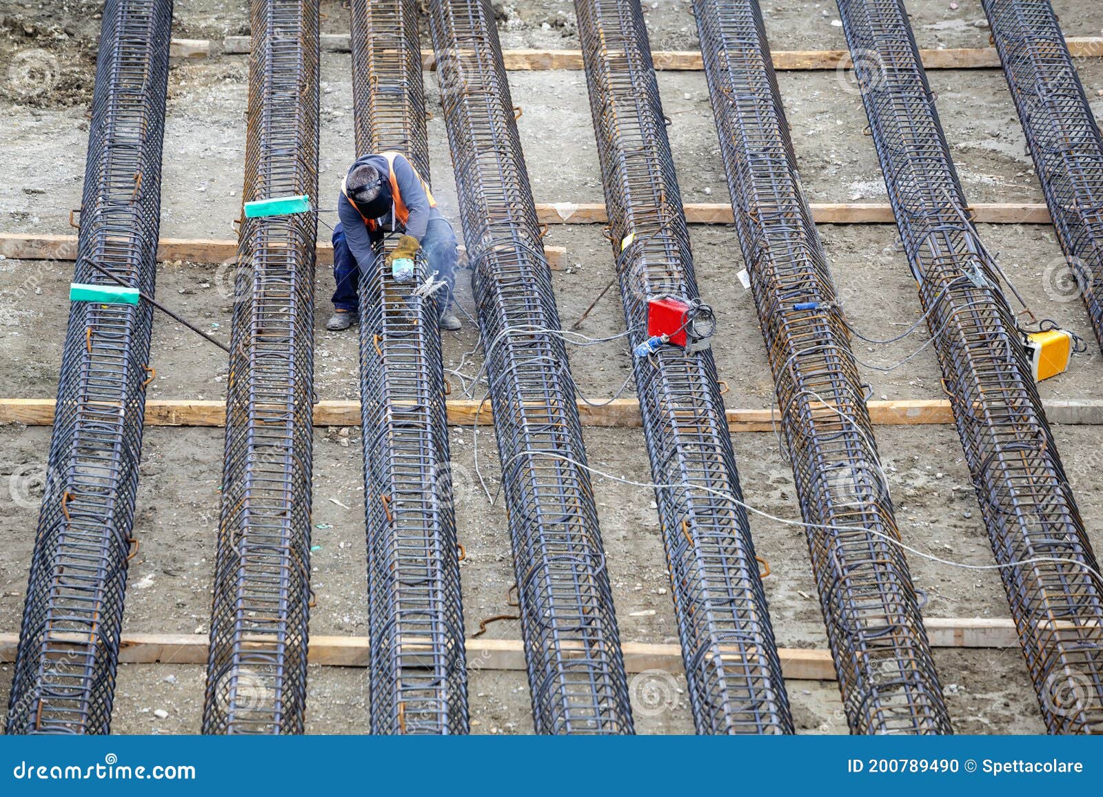 Worker Welding Round Mesh Reinforcement Editorial Image - Image of ...