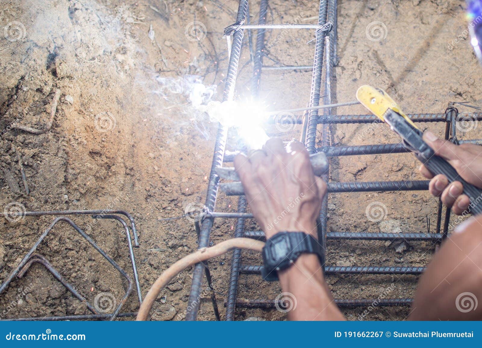 Worker Welding Steel Structure Stock Image - Image of erection, flash ...