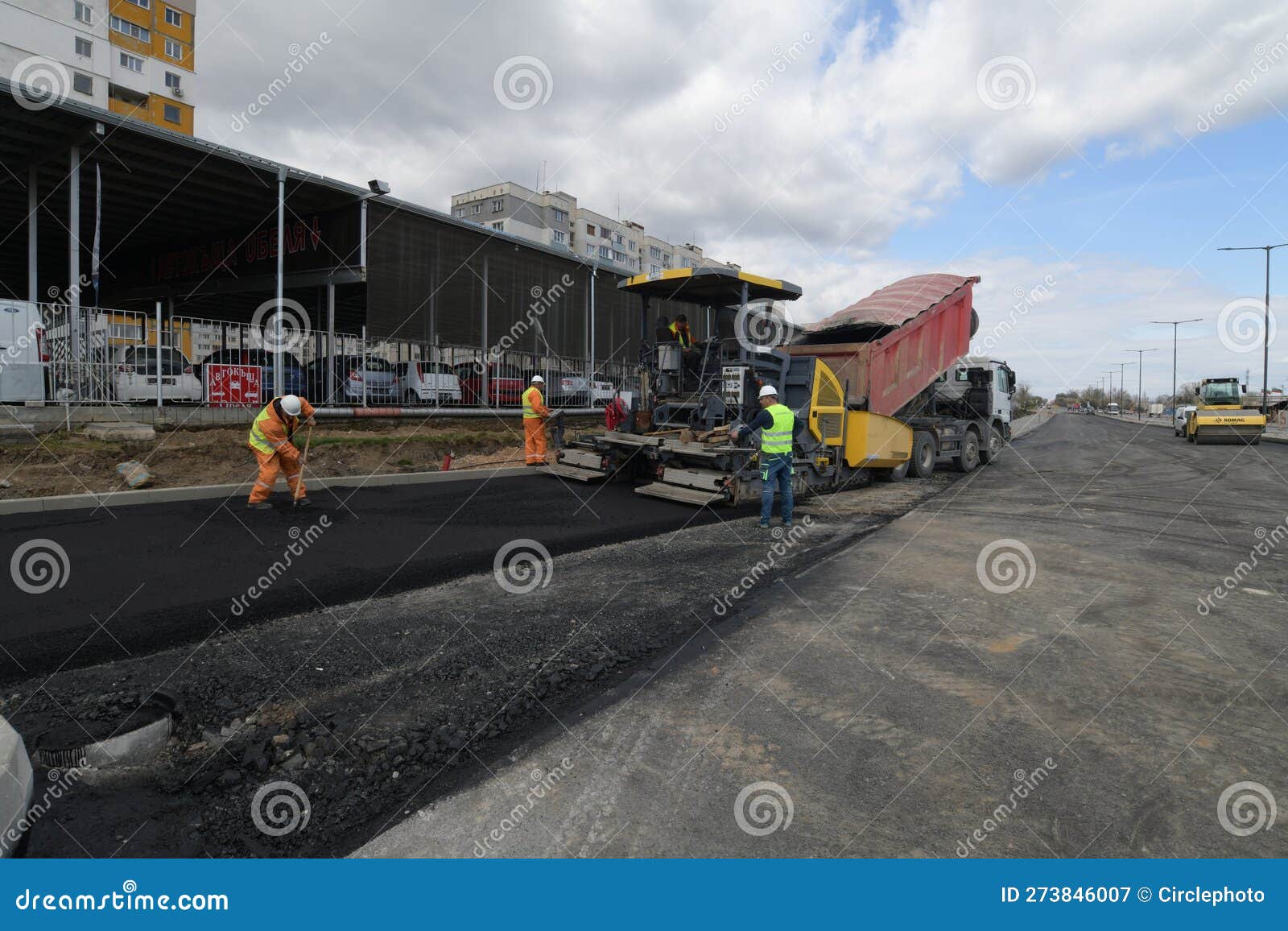 Workers Behind a Track Asphalt Paver Machine Editorial Photography ...