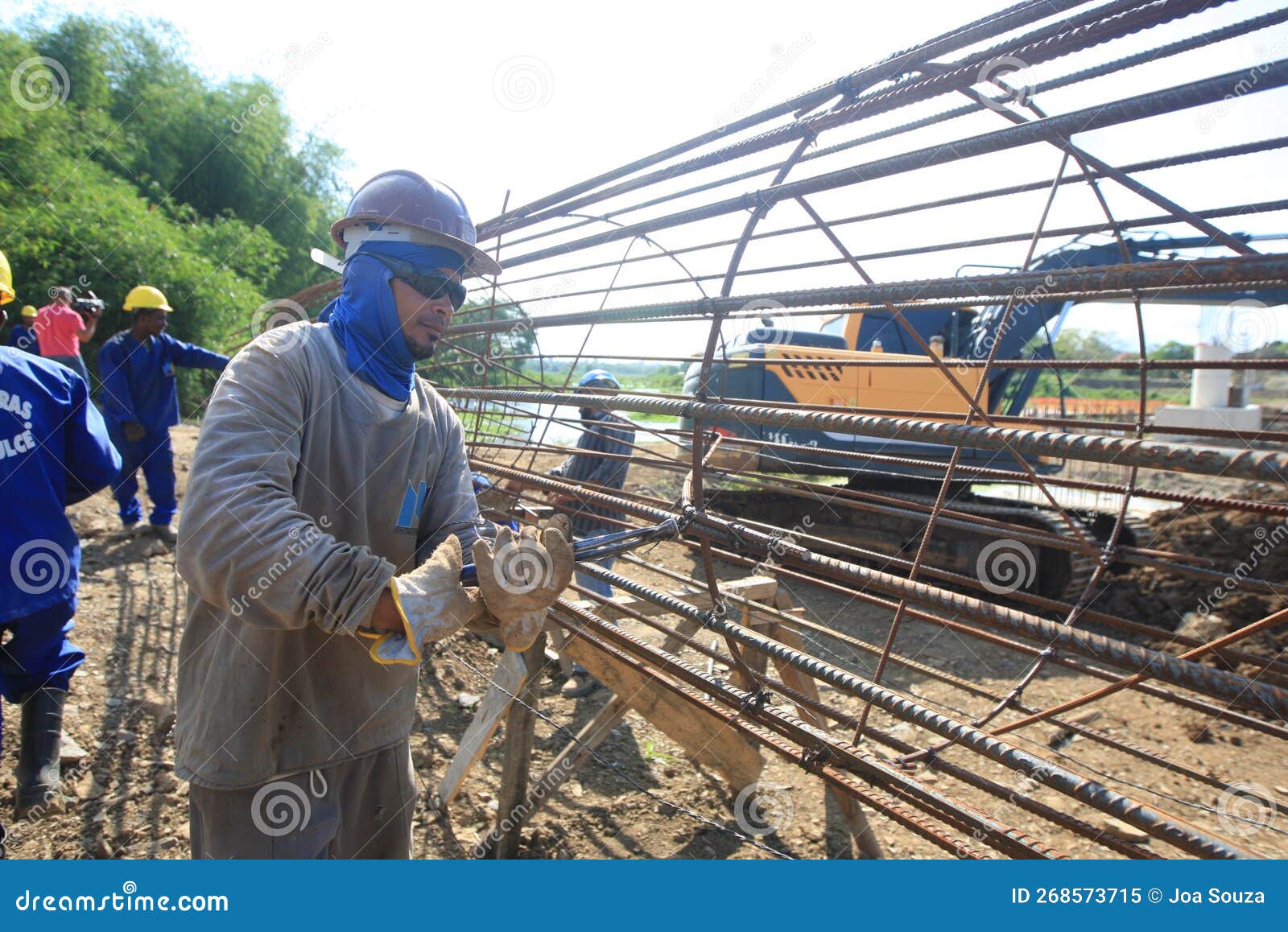 Workers building bridge editorial image. Image of constructions - 268573715