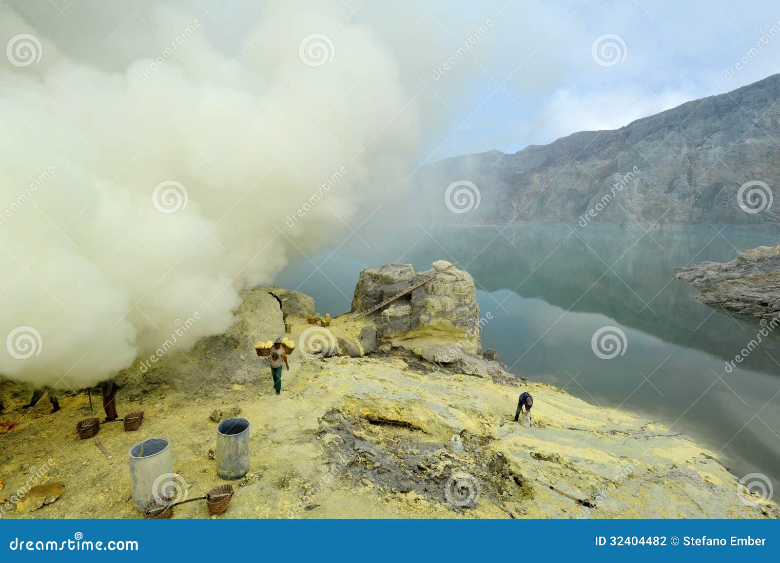 Workers Collecting Sulfur from Volcano Ijen Editorial Photography ...