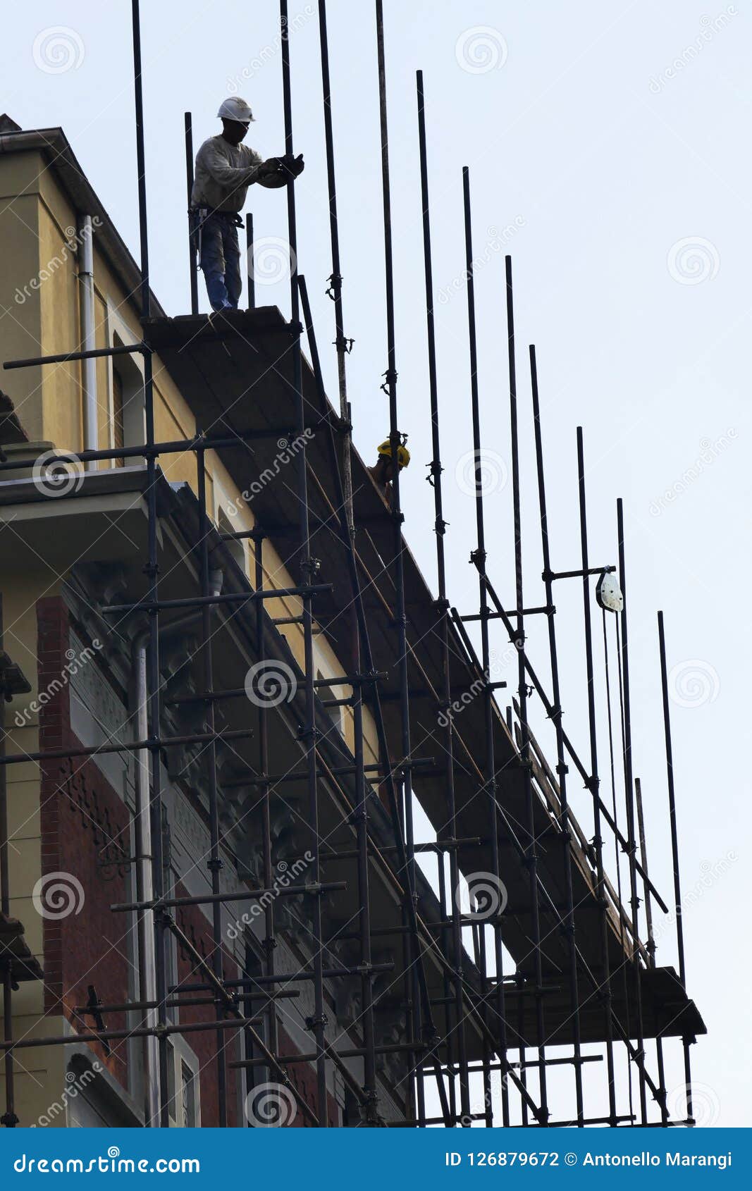 Workers in Construction Site Mounting Scaffolding Editorial Photography ...