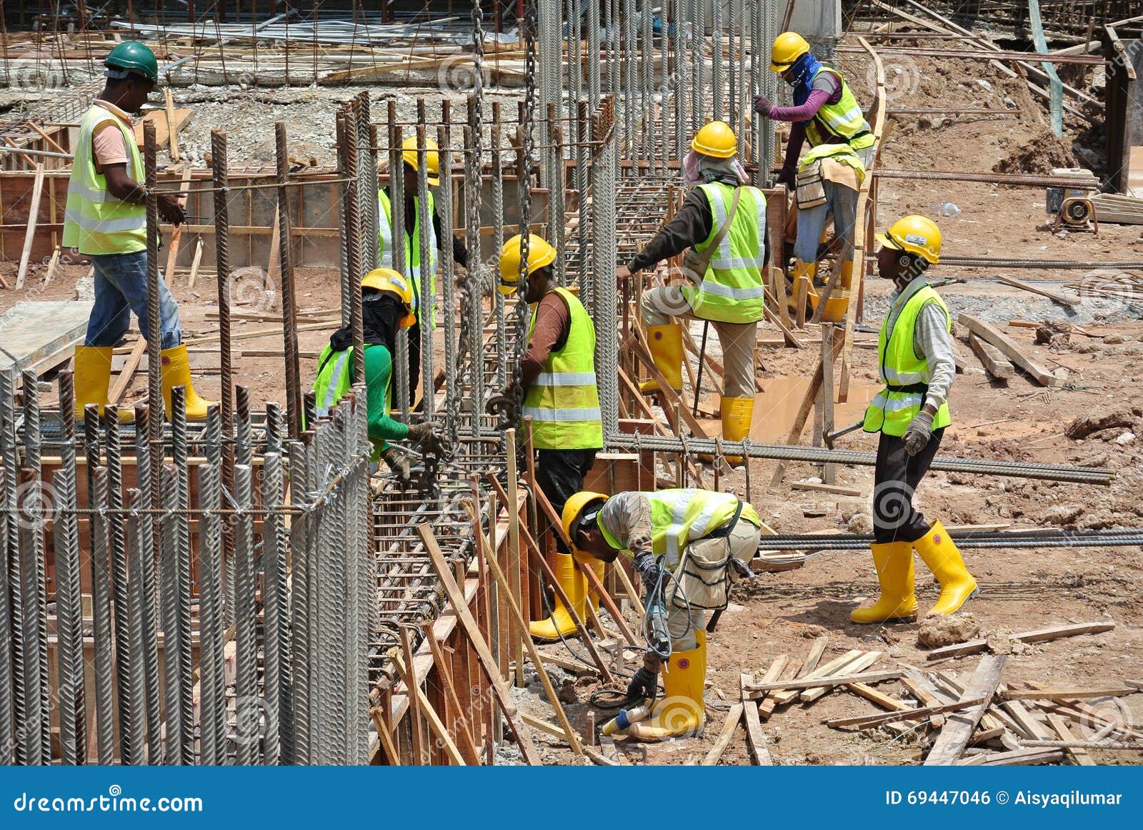 Workers Fabricating Ground Beam Reinforcement Bar Editorial Photo ...