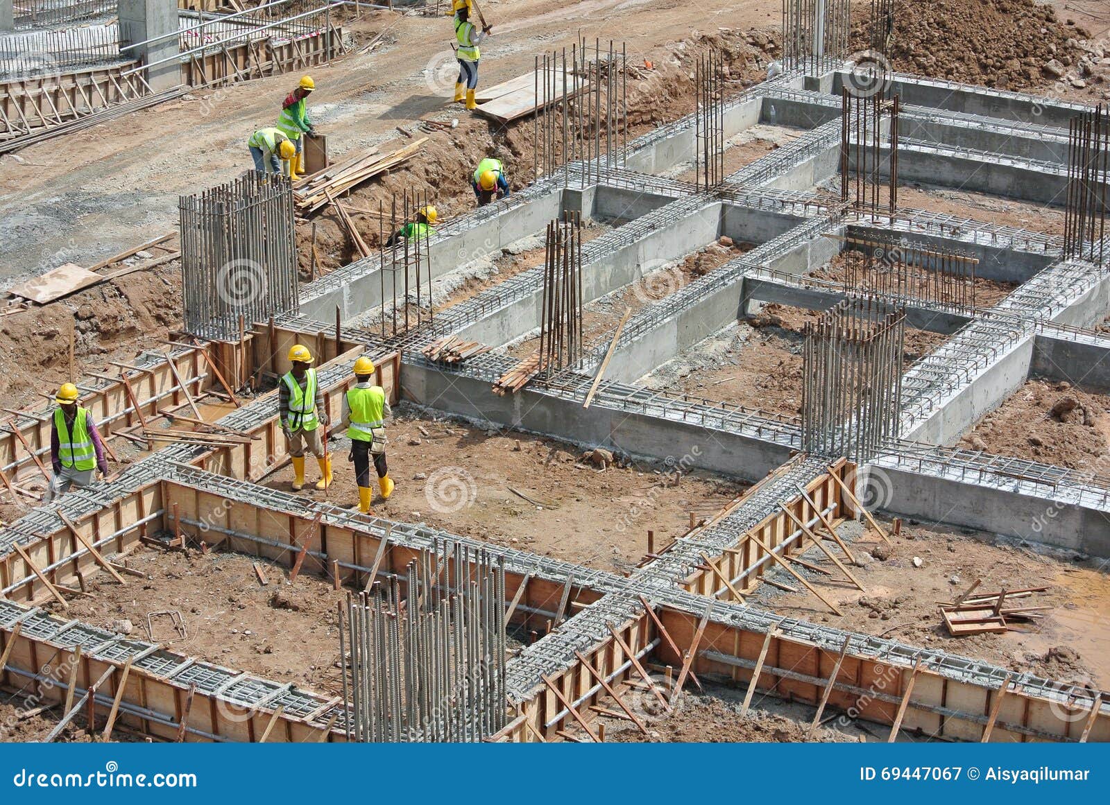 Workers Fabricating Ground Beam Reinforcement Bar Editorial Photography ...