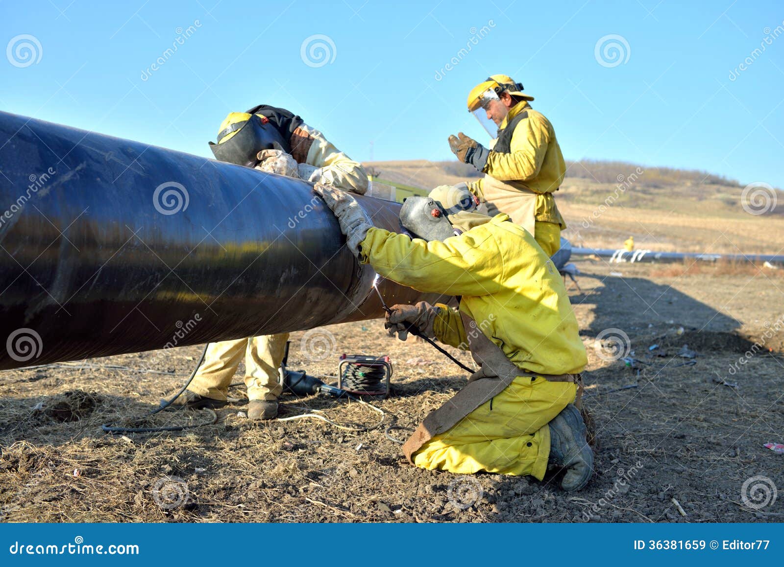 Workers on gas pipeline editorial stock image. Image of energy - 36381659