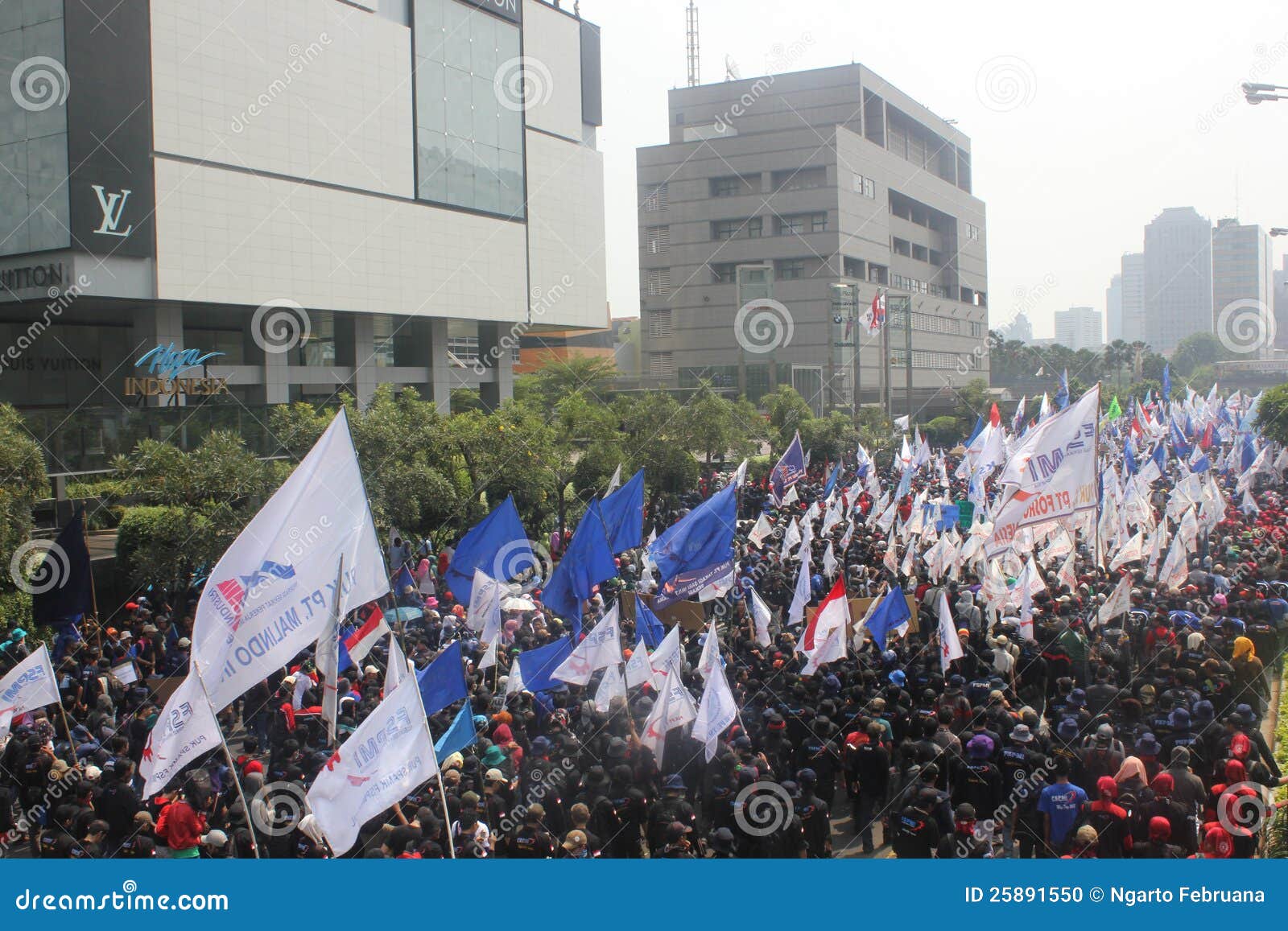 Workers Held Demonstration in Jakarta Editorial Image - Image of banner ...