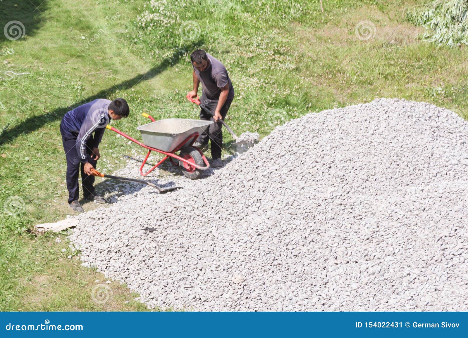 Workers loaded rubble editorial photo. Image of preparation - 154022431