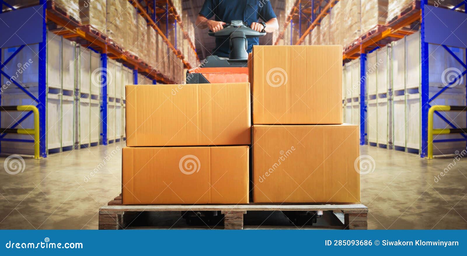 Unloading Shipment Isometric Icon. 3d Line Art Technical Drawing ...