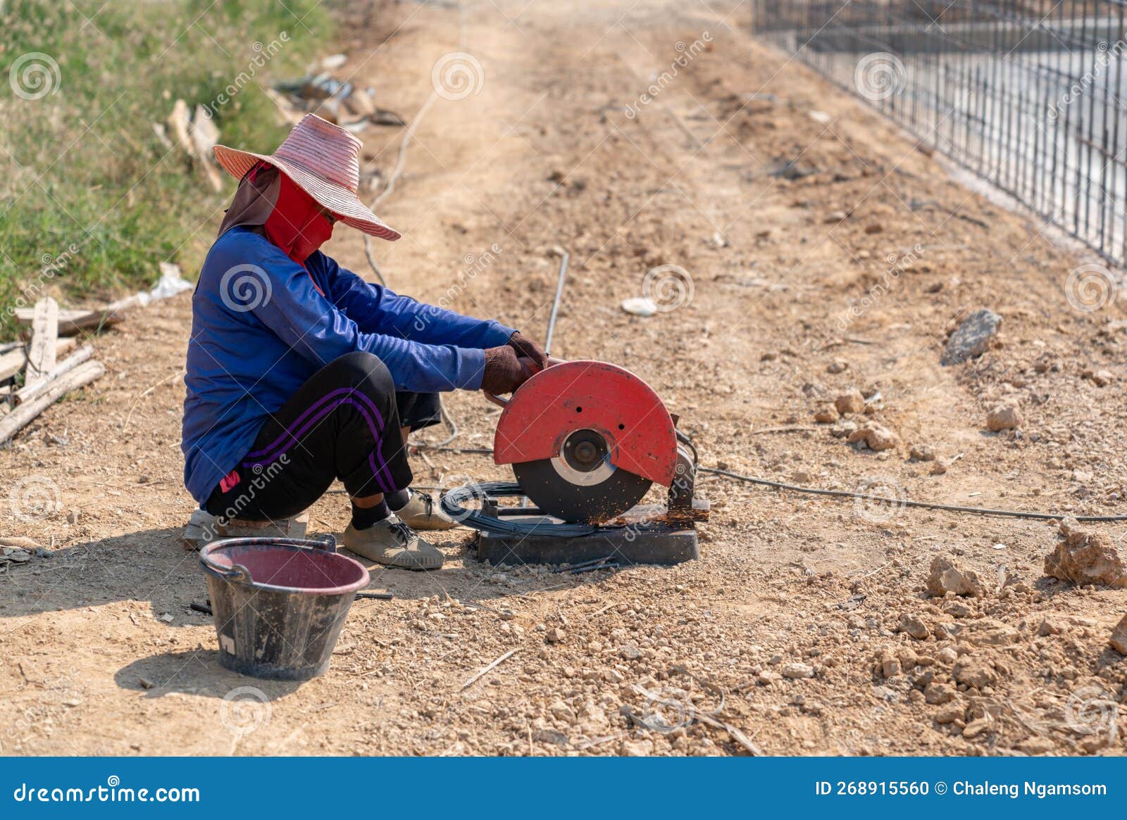 Workers Use Fiber To Cut Steel Wire Coils To Bundle Structures ...