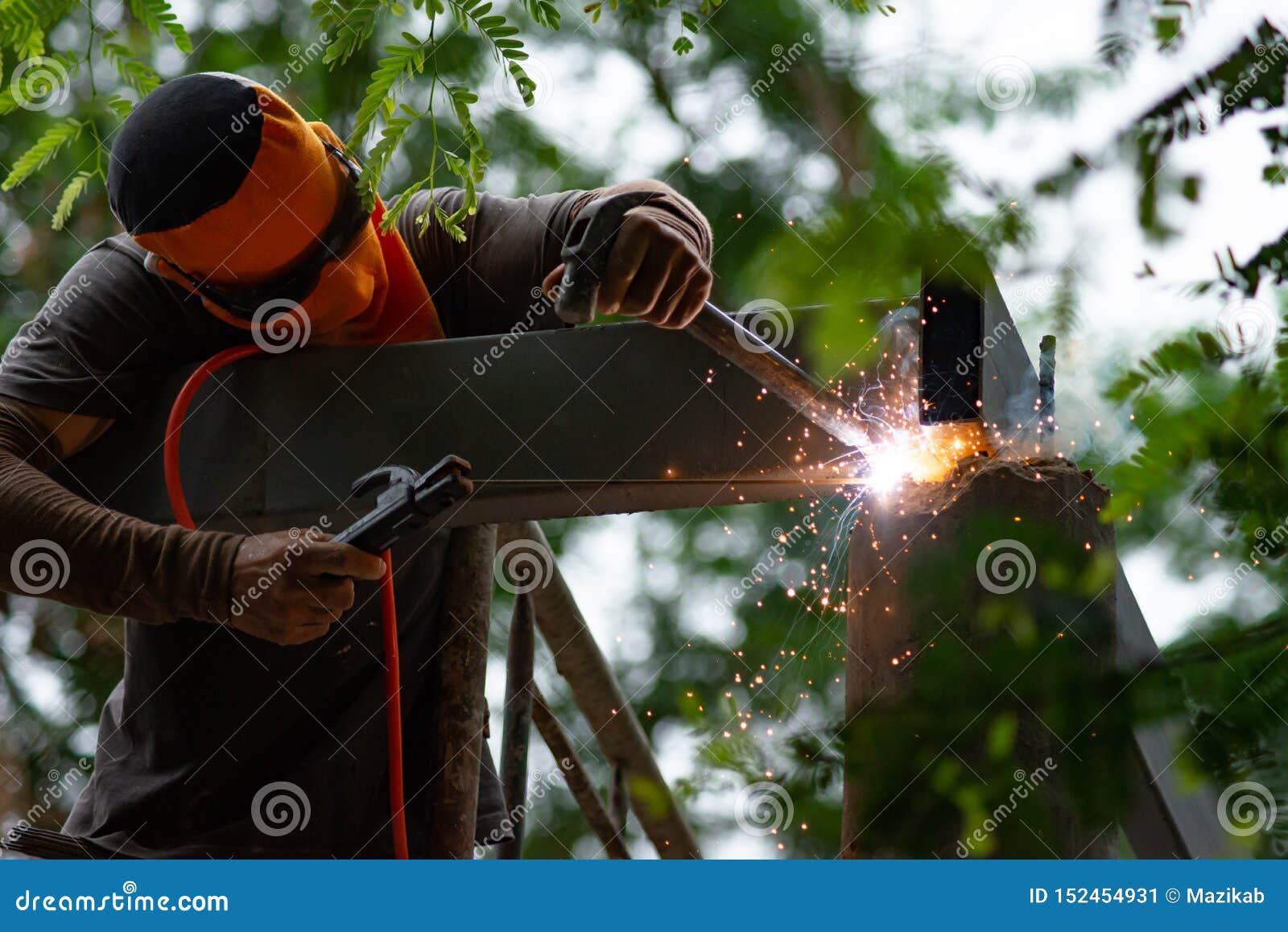 Workers are Welding Steel Roof Structure Stock Image - Image of ...