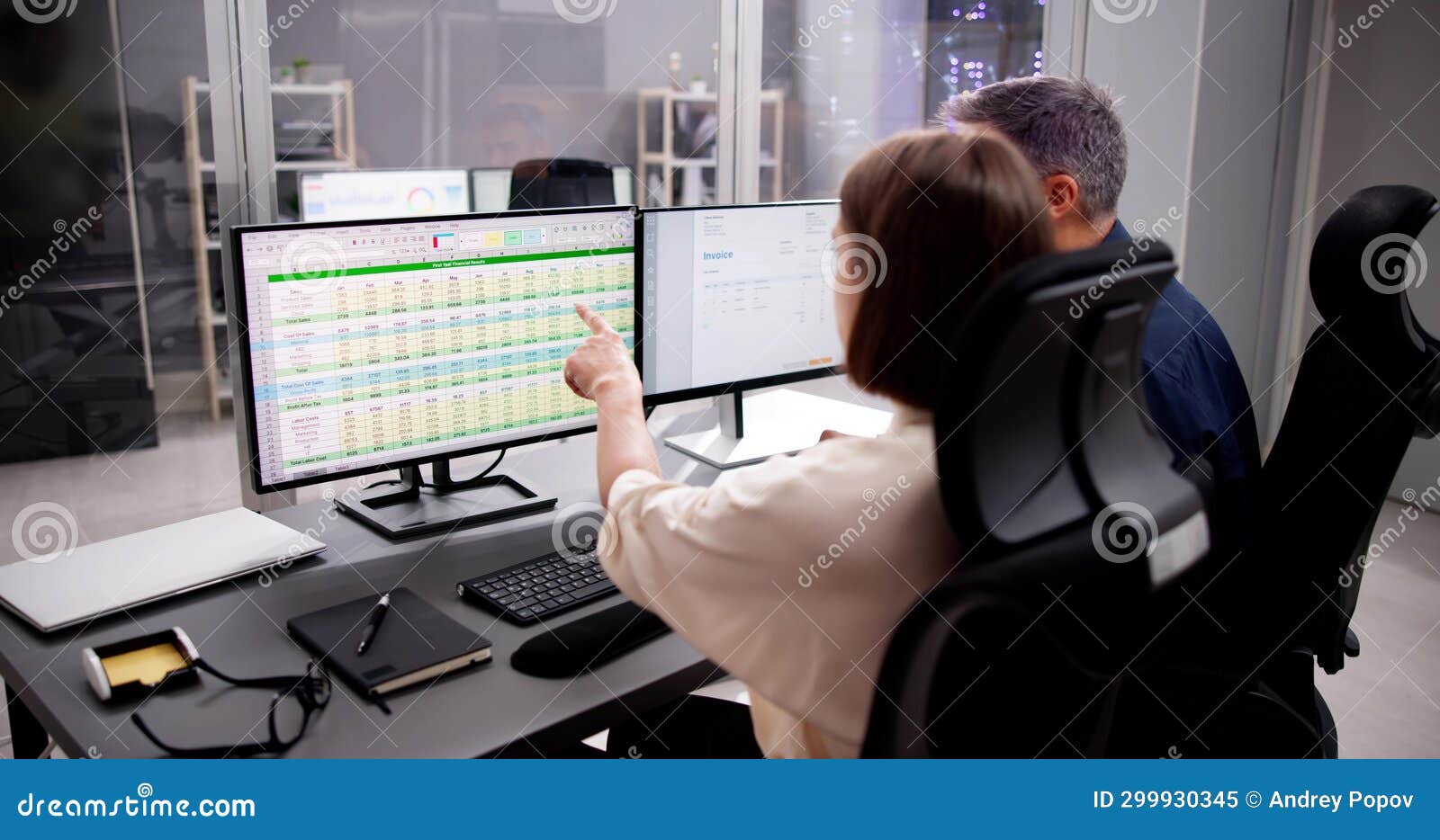 Working Analyst at Desktop Computer Stock Image - Image of office ...