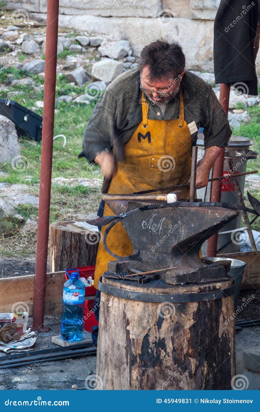 Working blacksmith editorial photo. Image of action, instrument - 45949831