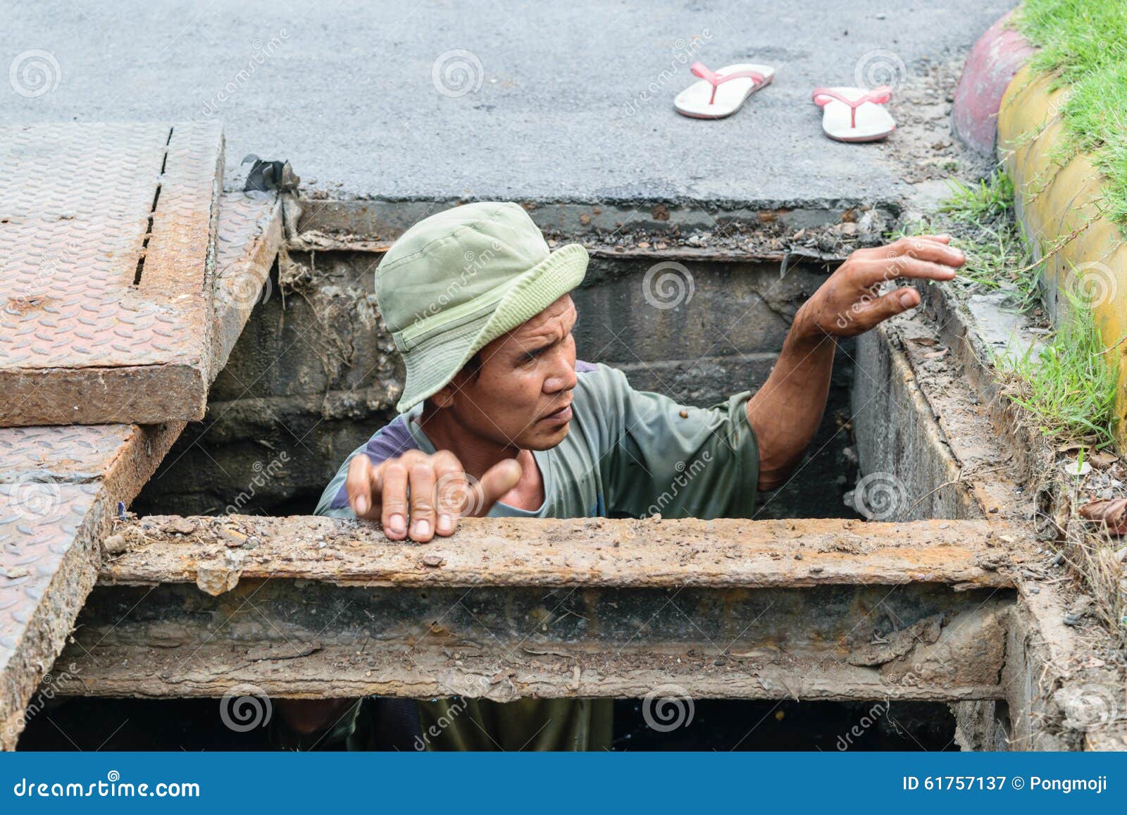 Working for drain cleaning editorial photography. Image of hole - 61757137