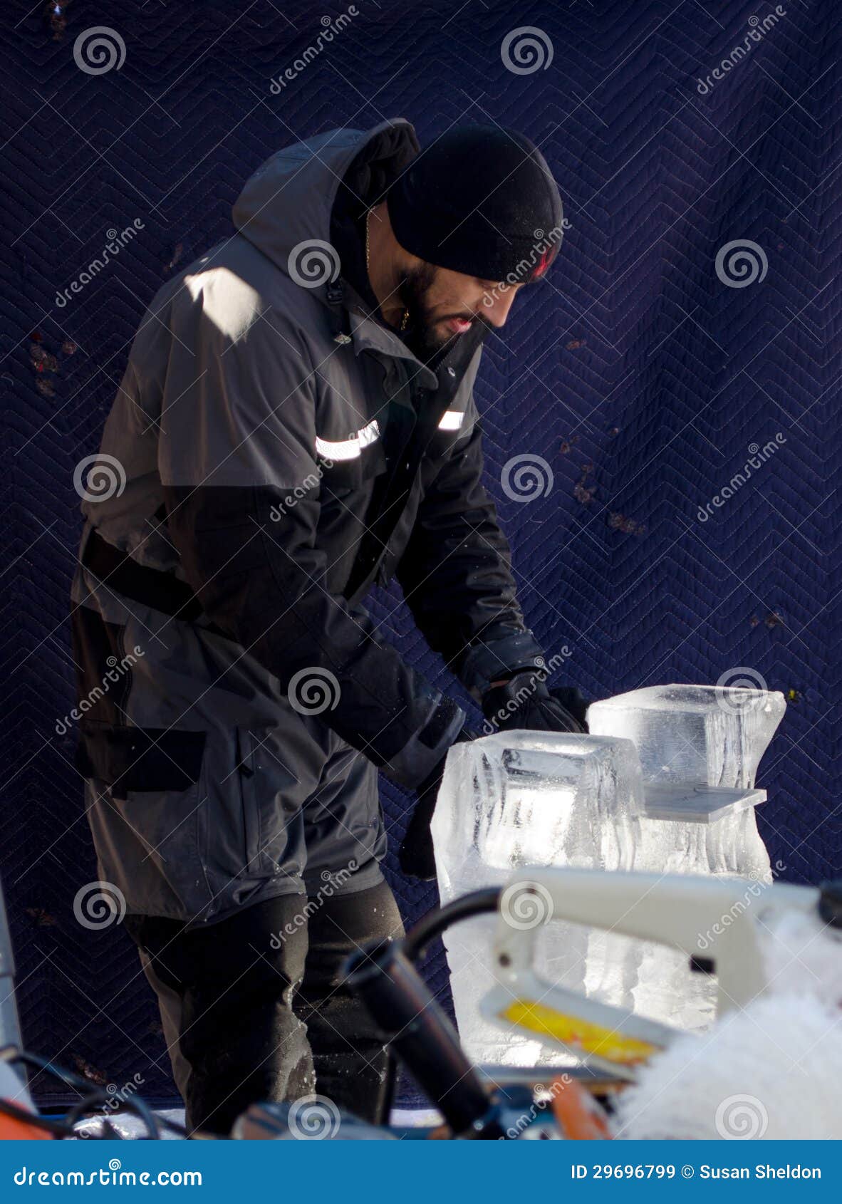 Working on ice sculpture editorial stock image. Image of details - 29696799