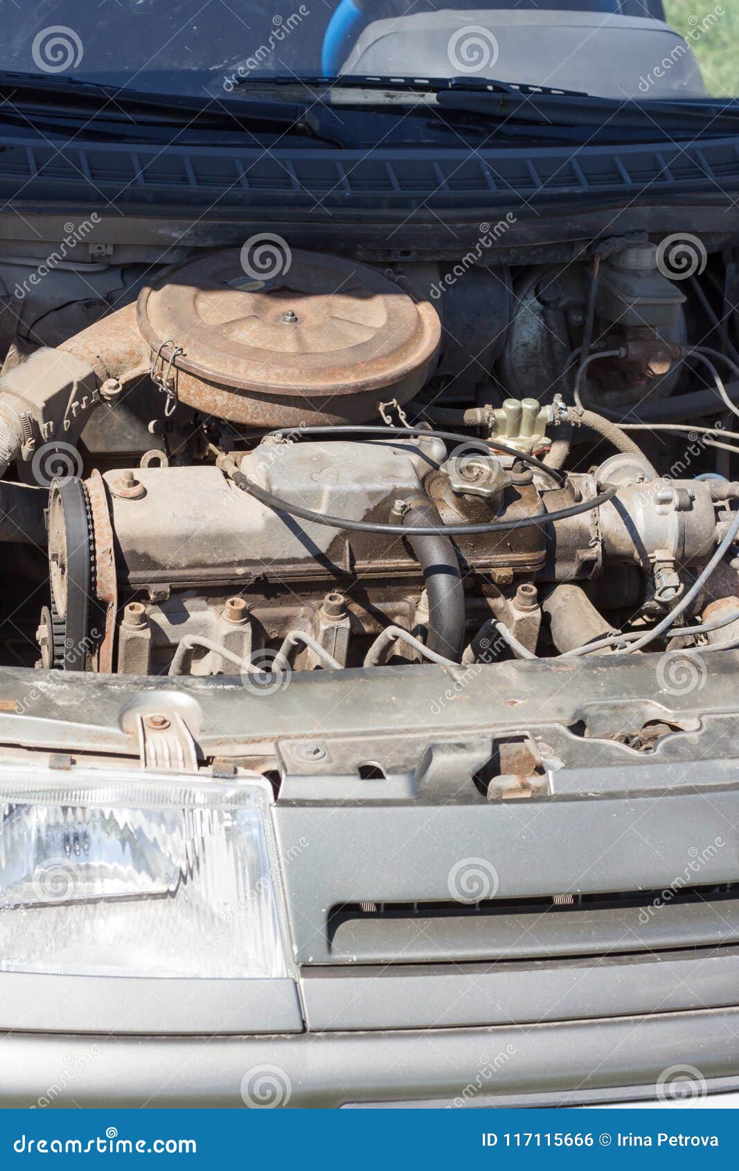 Working Motor of an Old Car Stock Photo - Image of filter, cable: 117115666