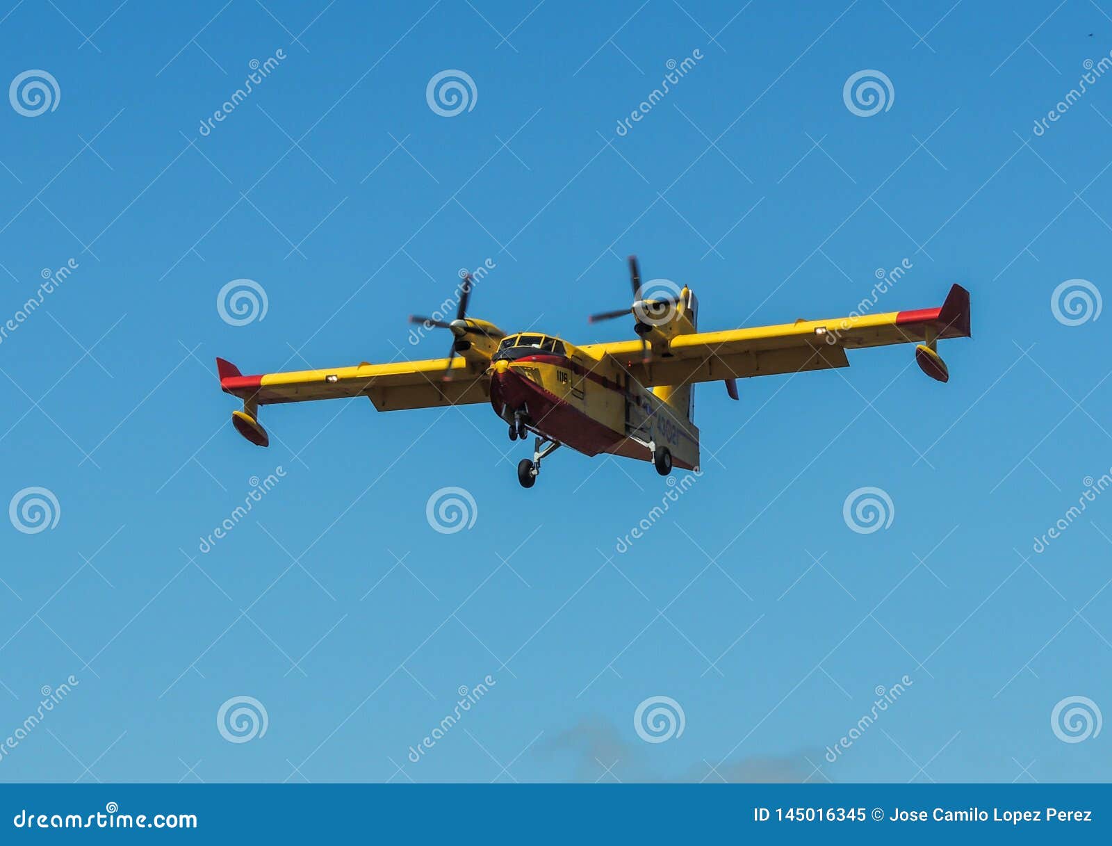 Canadiar Firefighting Plane Editorial Image - Image of blue, airplane ...
