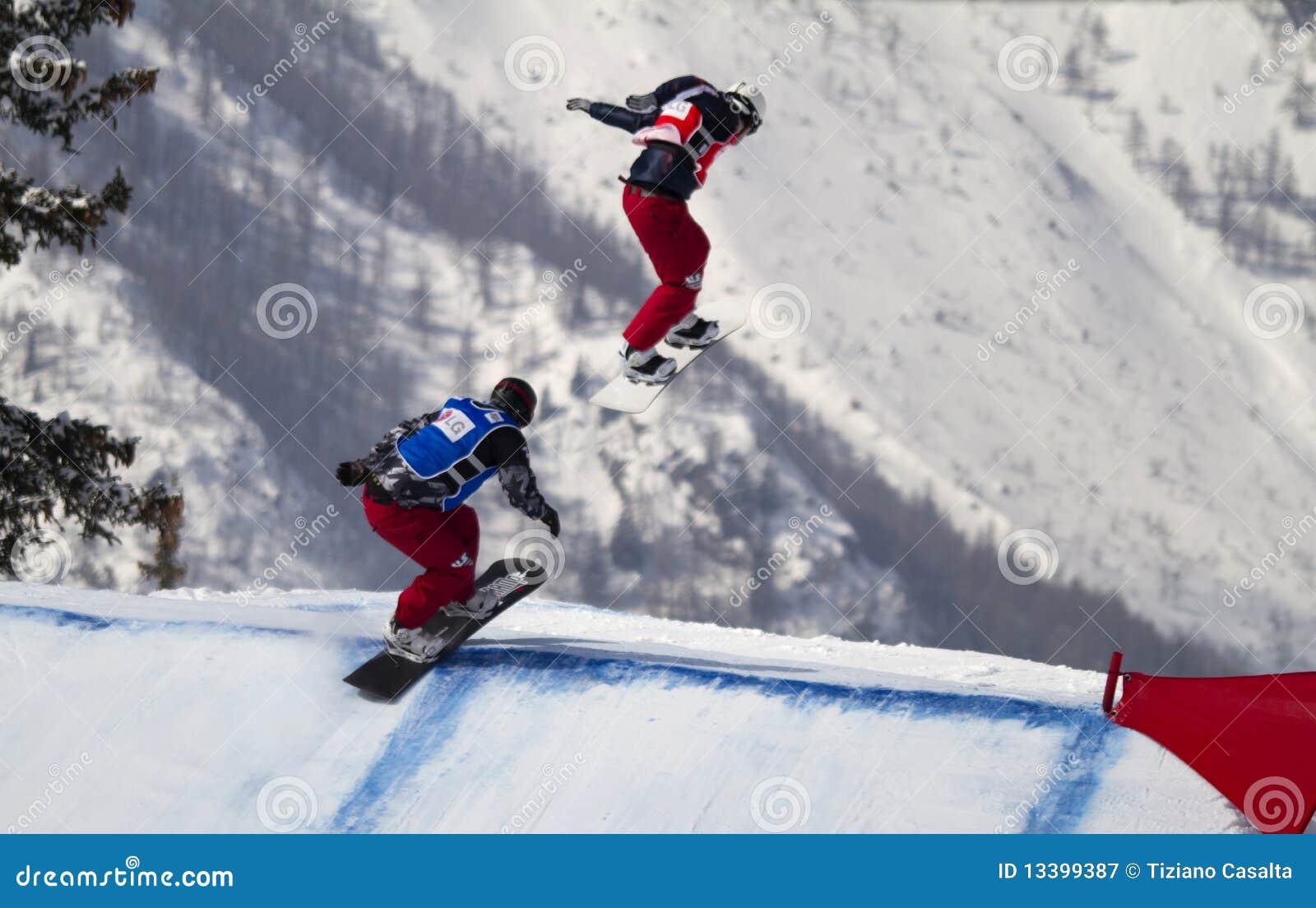 World Cup snowboard cross editorial photography. Image of blue - 13399387
