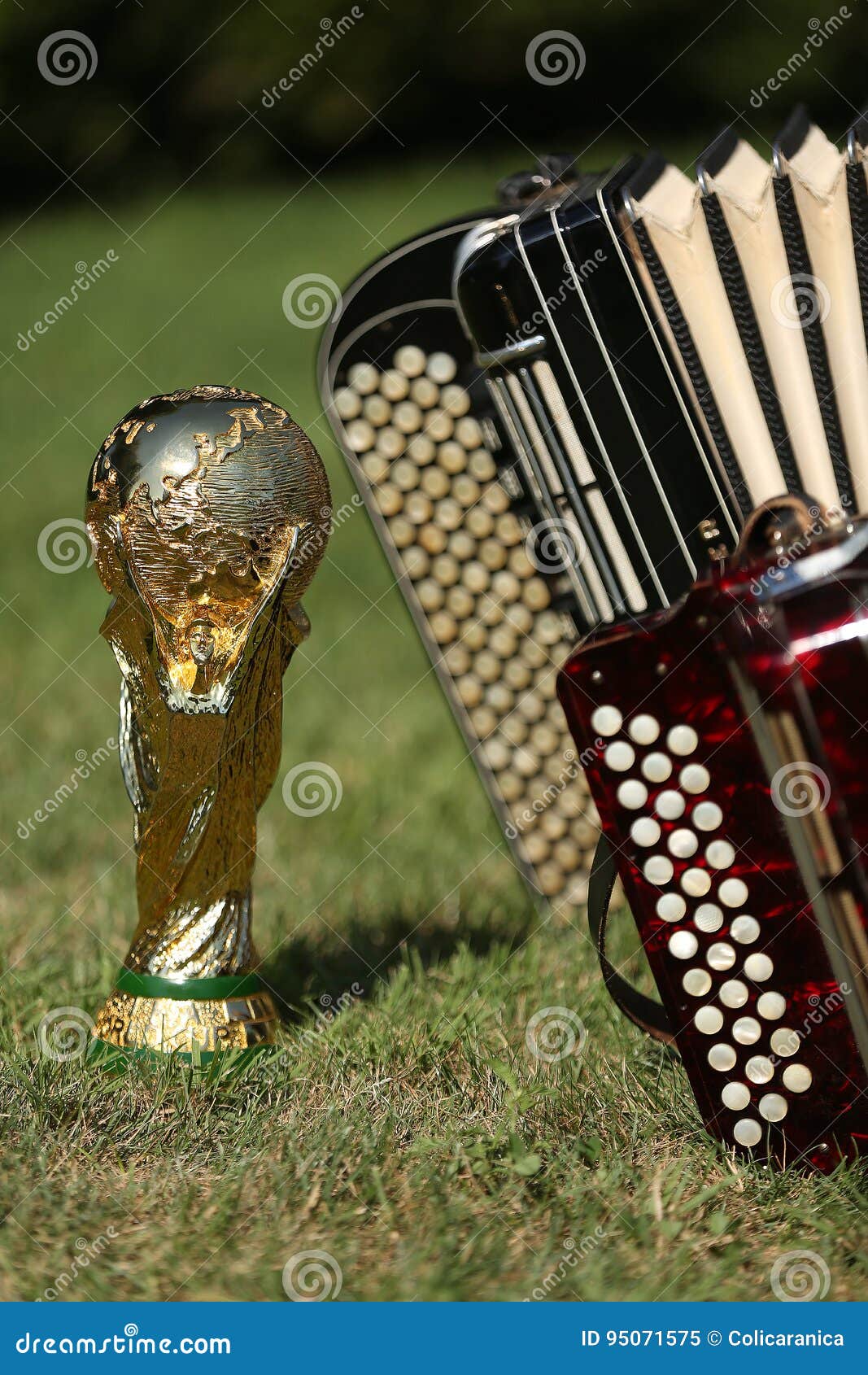 World cup trophy and bayan editorial image. Image of play - 95071575