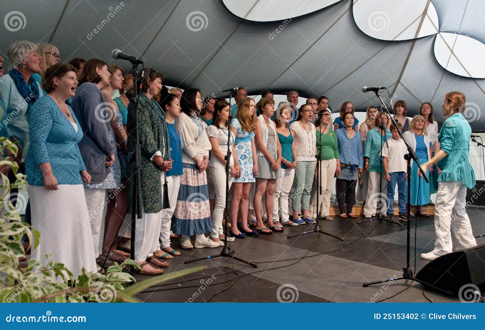 World Music Choir Performing Live Editorial Photography - Image of city ...