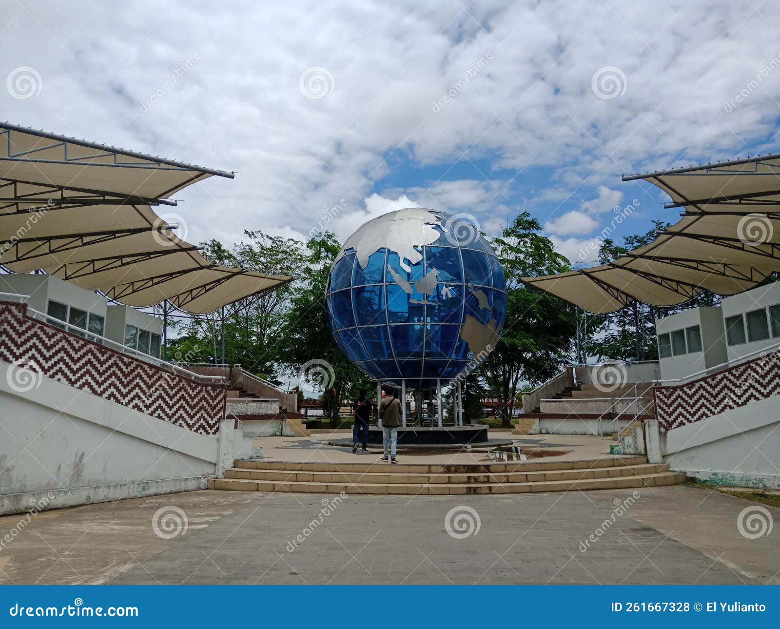 World Point 0 Equator Monument, Pontianak Indonesia Editorial Stock ...