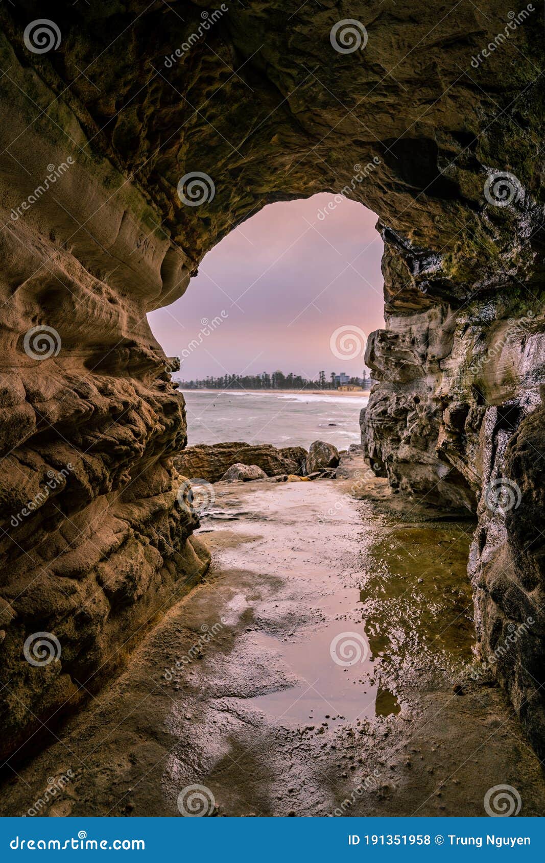 Wormhole at Queenscliff Head in Manly Stock Photo - Image of cliff ...