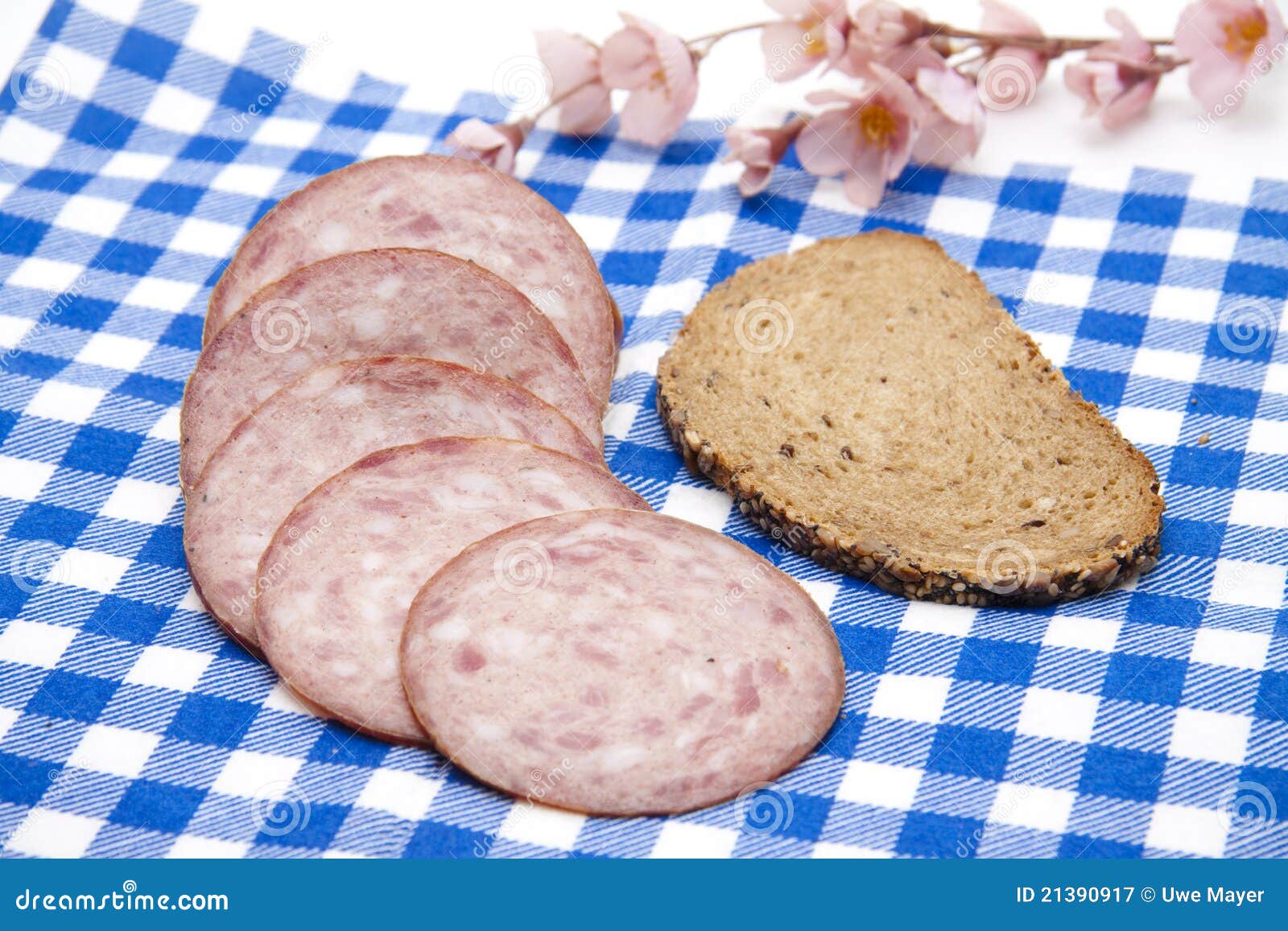 Worst met brood op servet stock afbeelding. Image of brood - 21390917