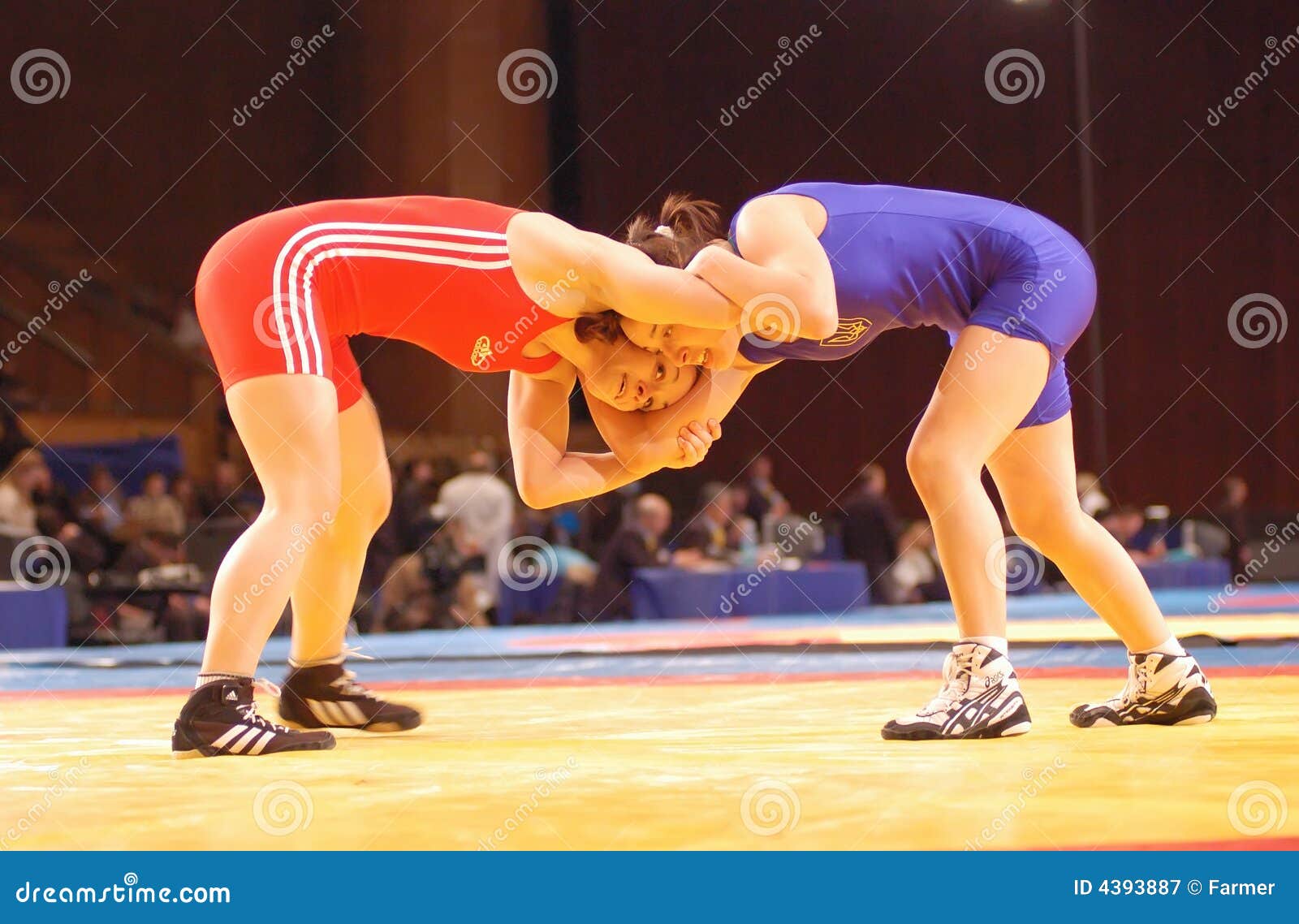 Worstelende vrouw redactionele fotografie. Image of volwassen - 4393887