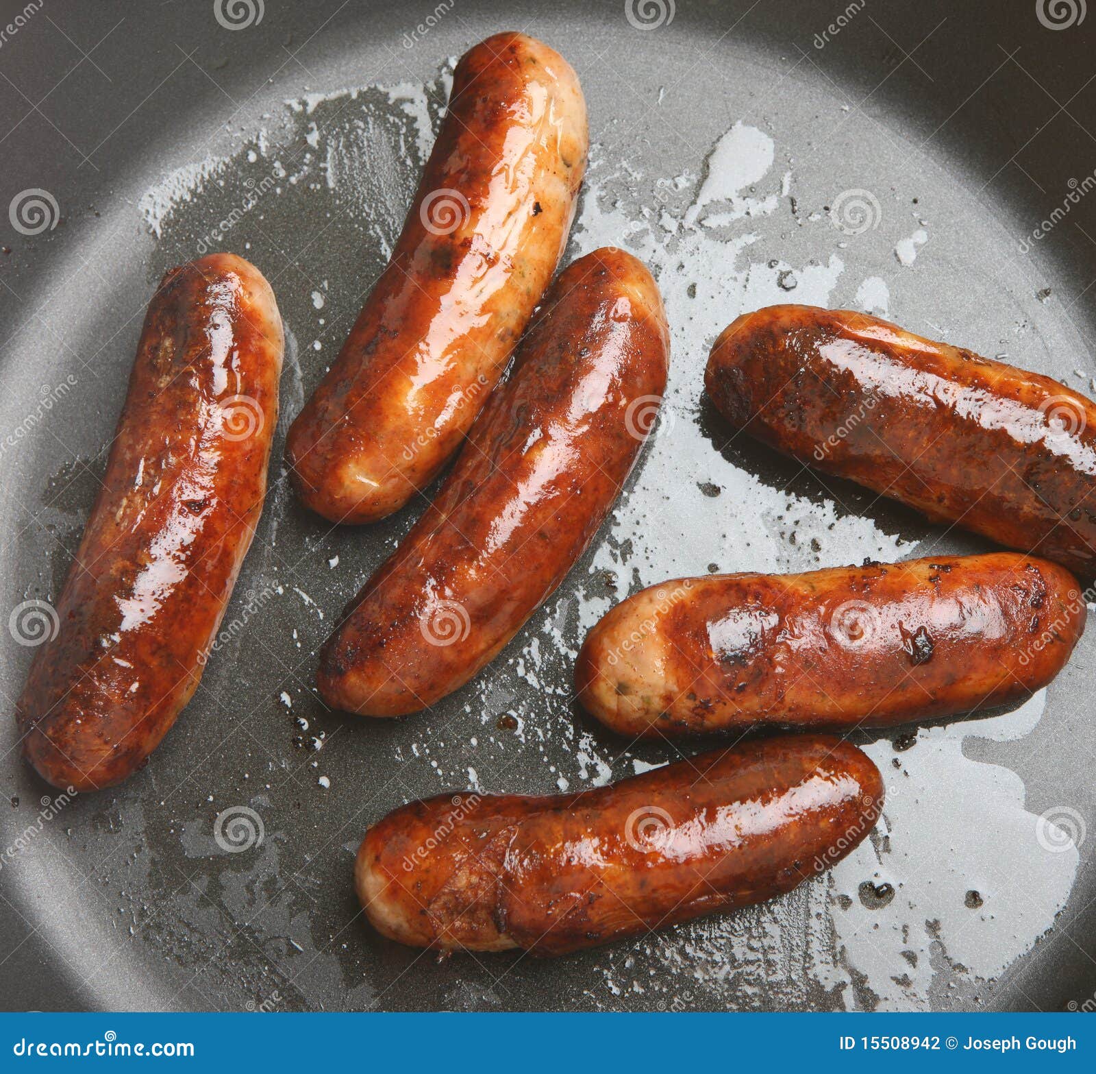 Worsten die in Pan braden stock foto. Image of gekookt - 15508942