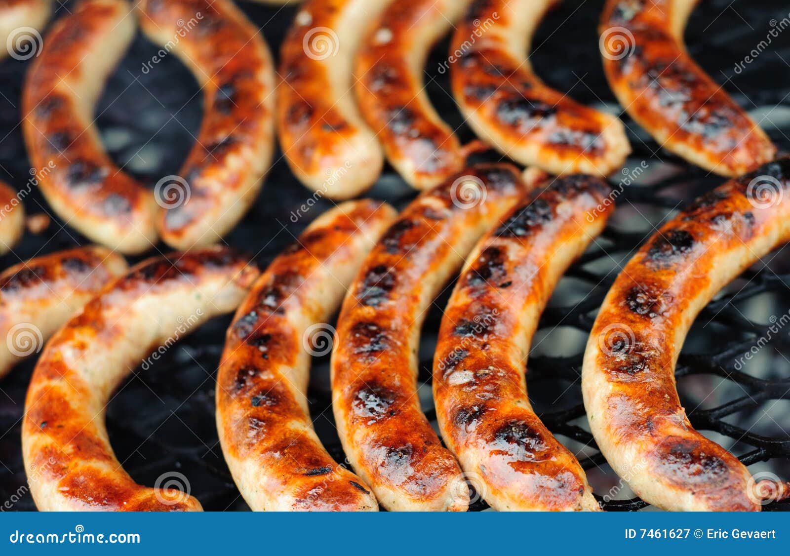 Worsten op BBQ stock afbeelding. Image of traditioneel - 7461627