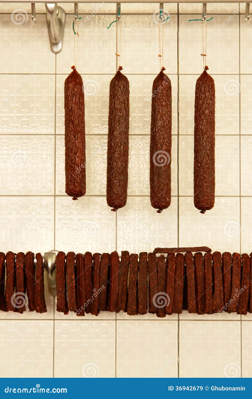 Worsten in slagerij stock afbeelding. Image of slager - 36942679