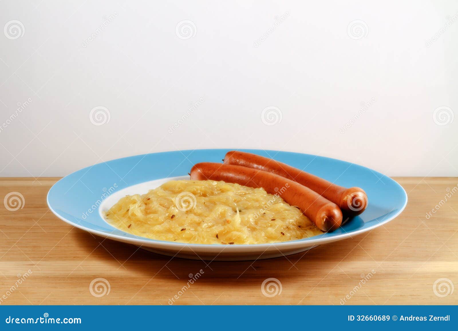 Worstje en Zuurkool stock afbeelding. Image of zuurkool - 32660689