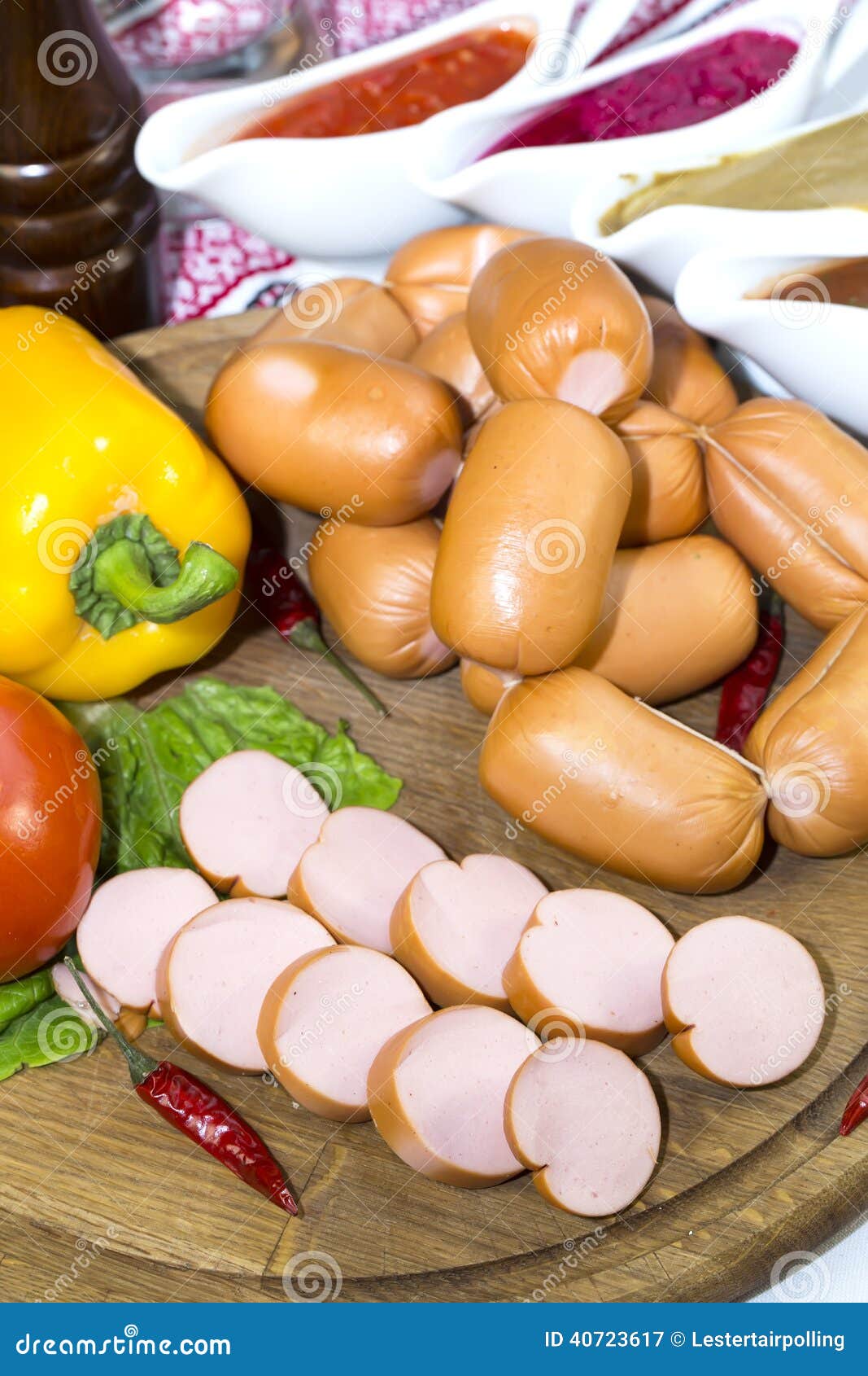 Worstjes stock afbeelding. Image of peper, schotel, rooster - 40723617