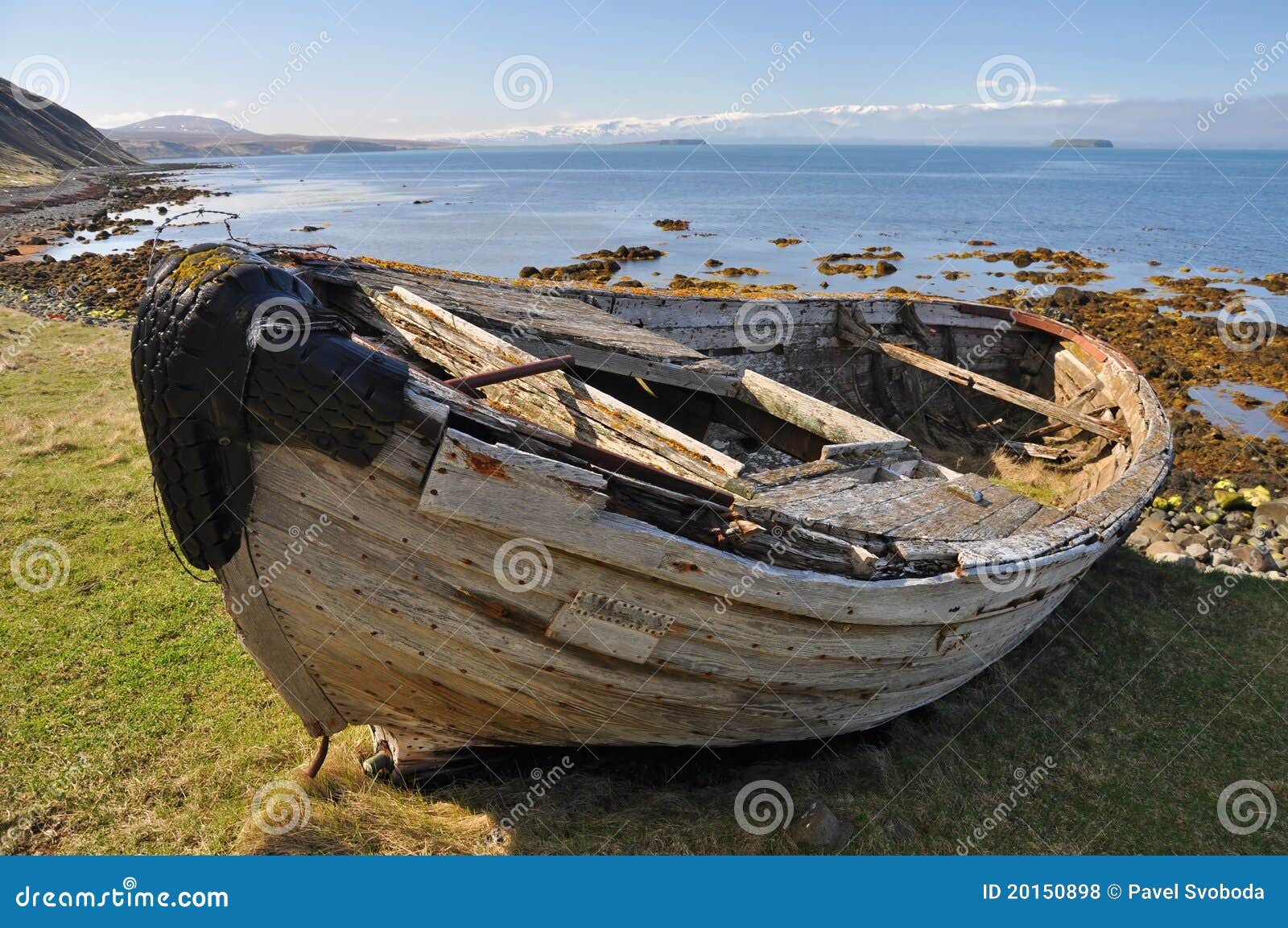 Wrak Van Vissersboot, IJsland Stock Foto - Image of boot, reykjavik ...