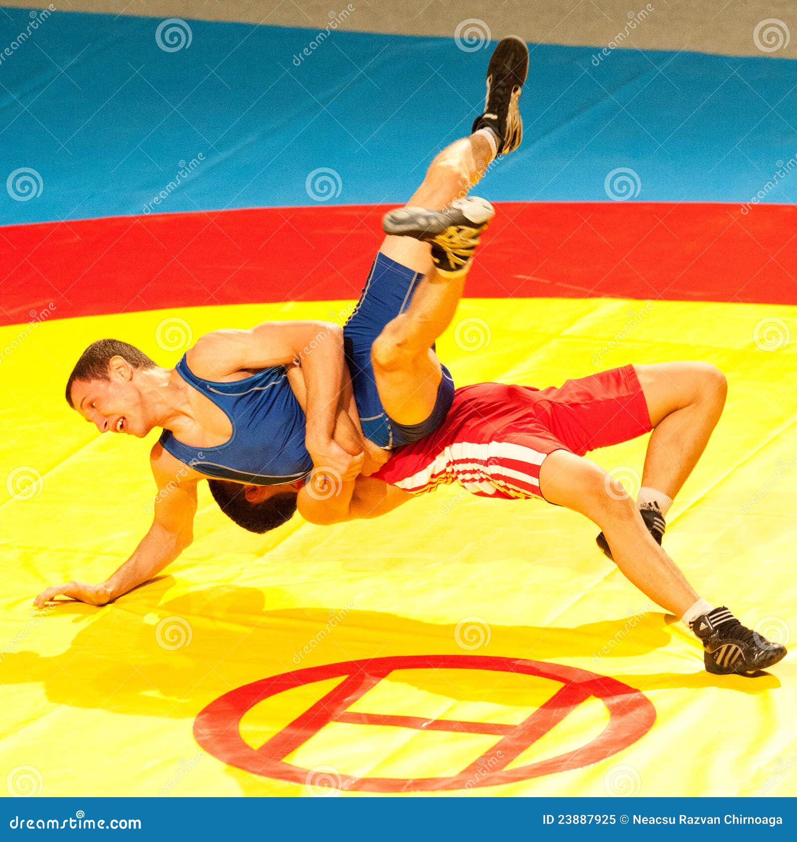 Wrestlers fight editorial image. Image of indoor, muscular - 23887925
