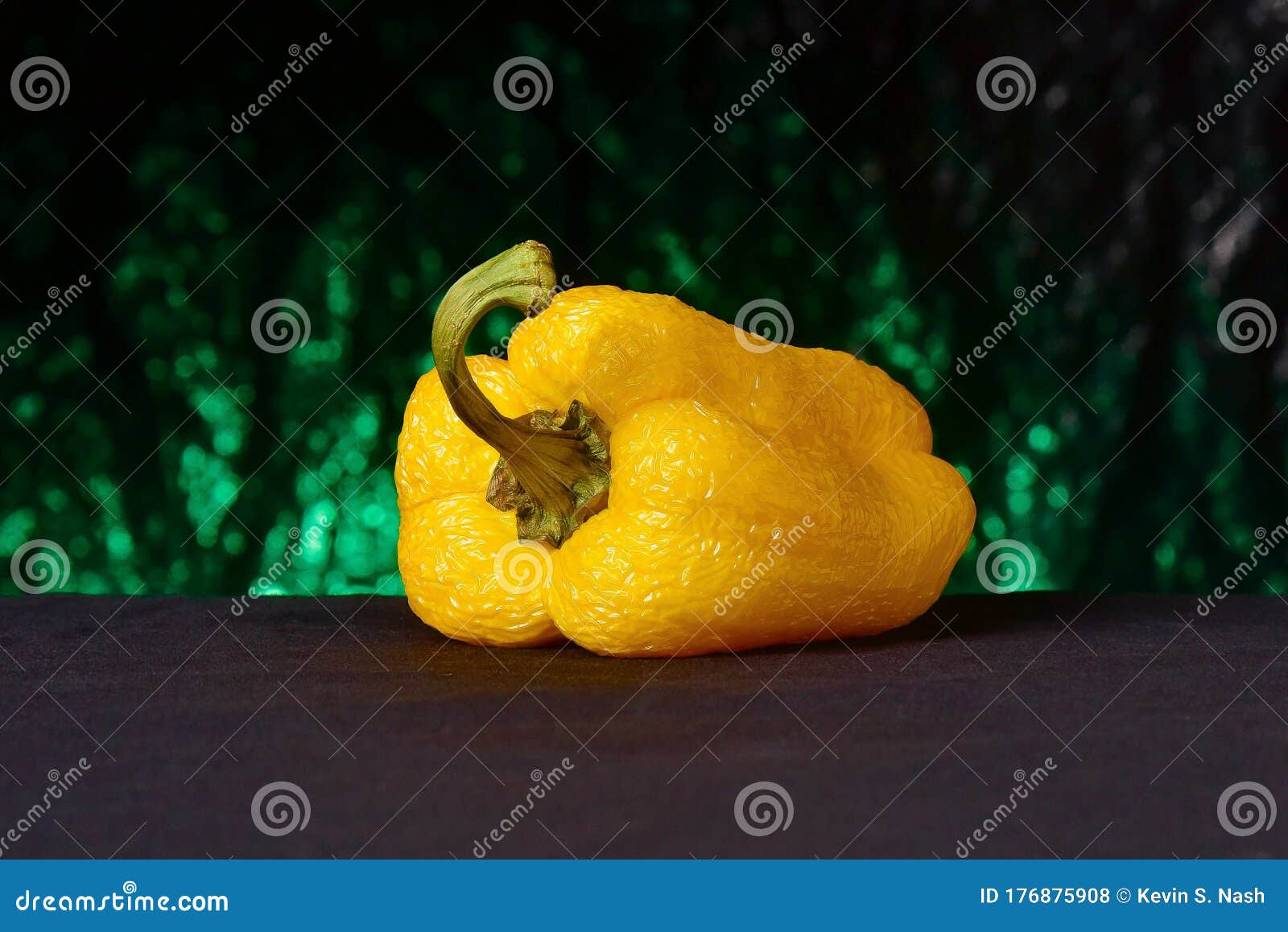 Wrinkled Yellow Bell Pepper Stock Photo - Image of space, yellow: 176875908