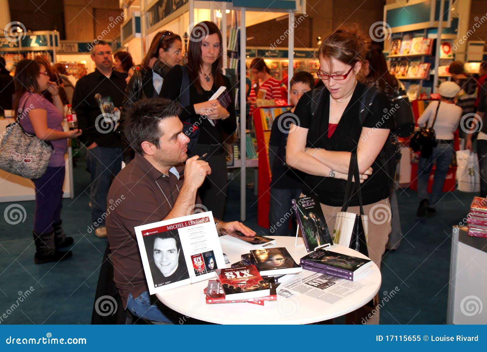 Writer with his fans editorial image. Image of exhibition - 17115655