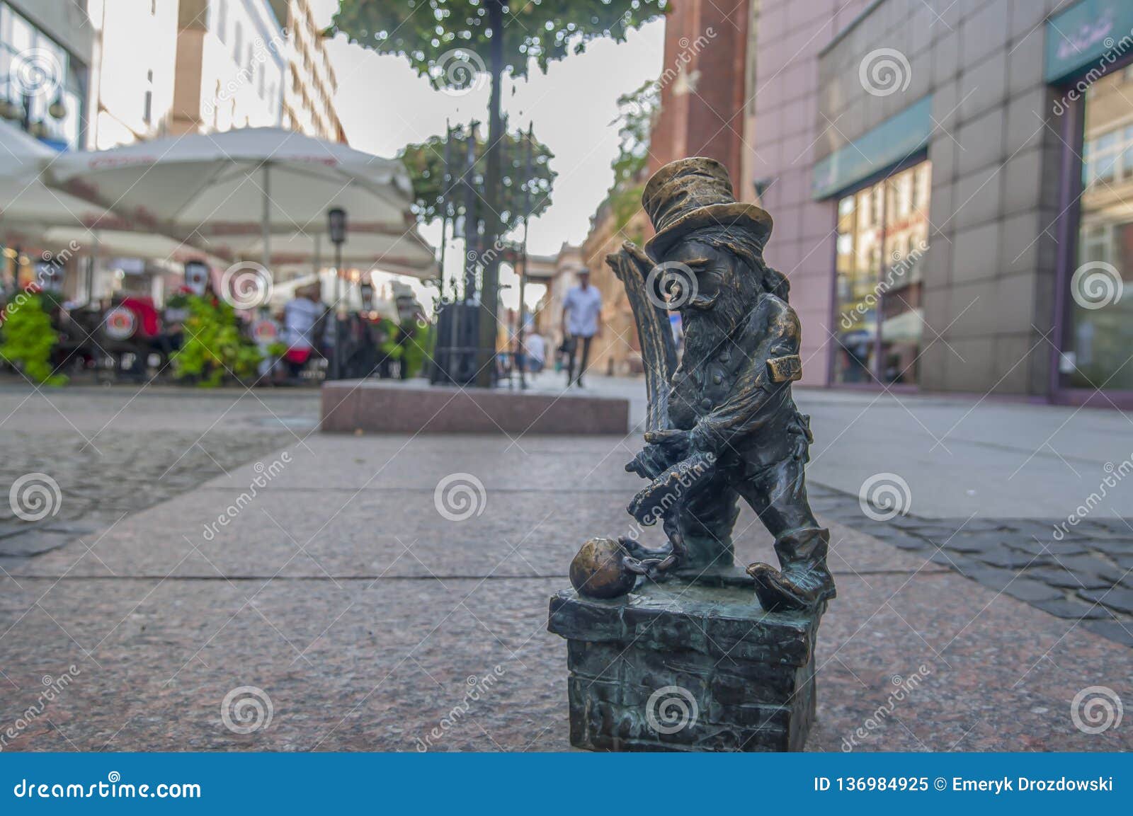 Small Dwarf `Pomagajek` Gmone Statue On The Market Square In Wroclaw ...