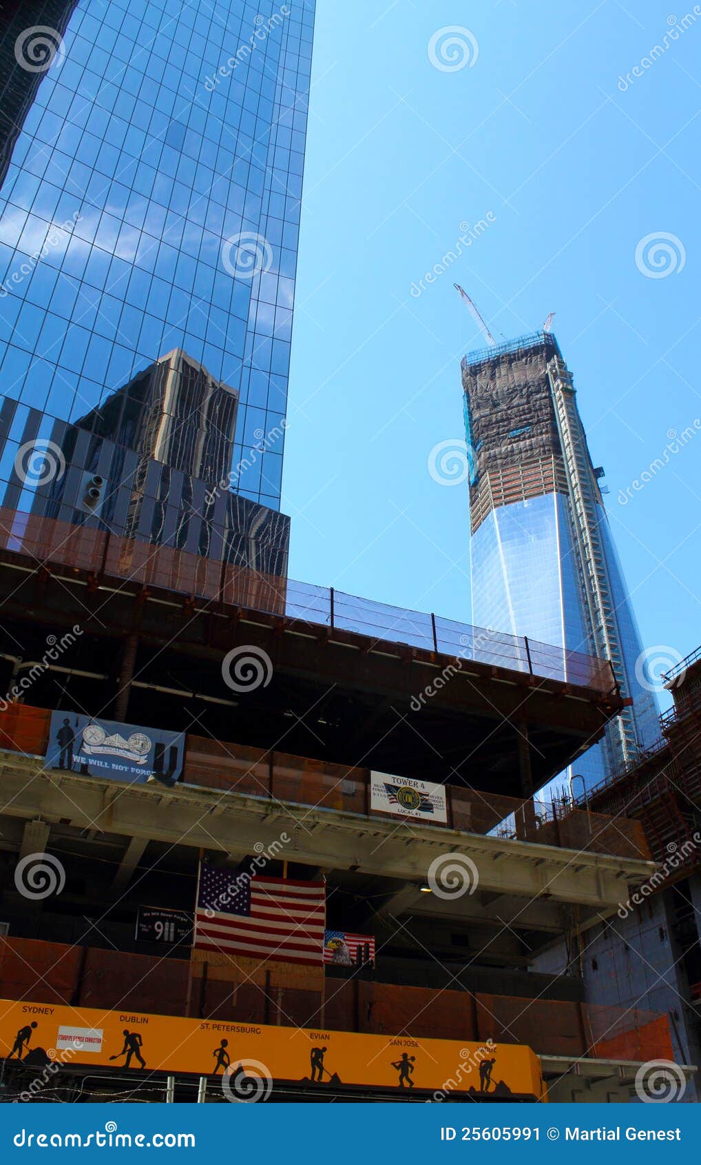 WTC Tower 4 Construction Site Editorial Photo - Image of banners ...