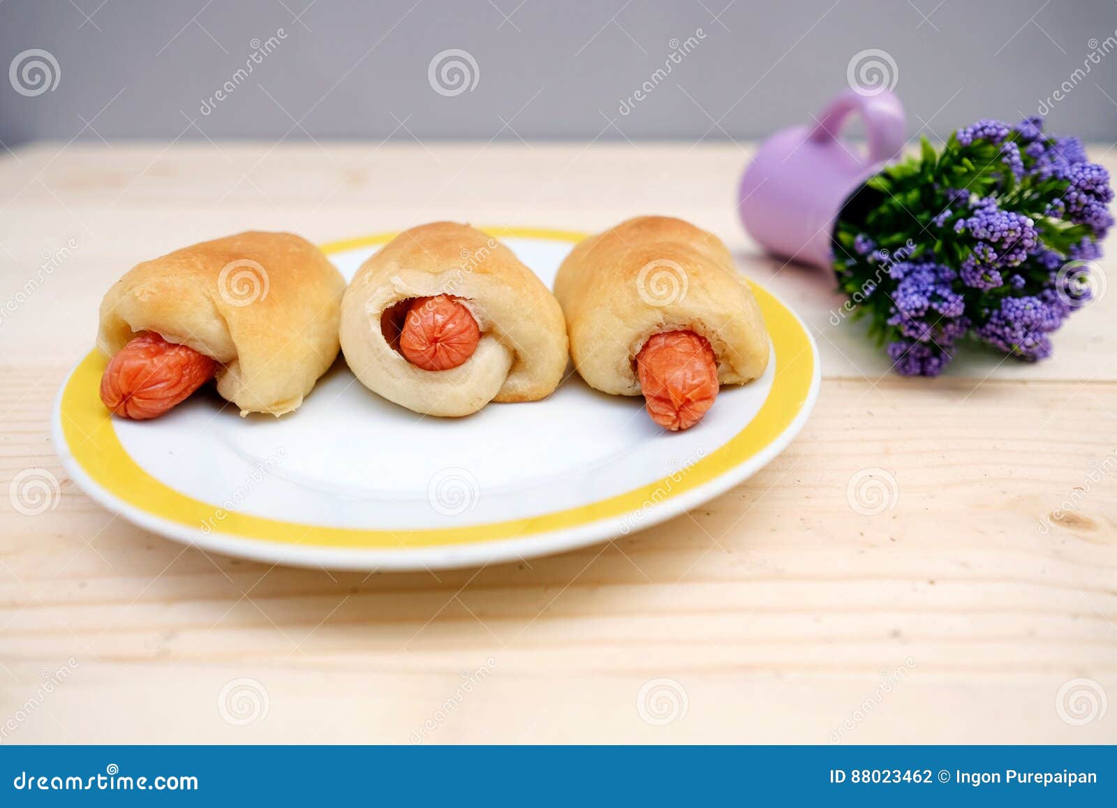 Wurst-Brot im Teller stockfoto. Bild von aperitif, getrennt - 88023462