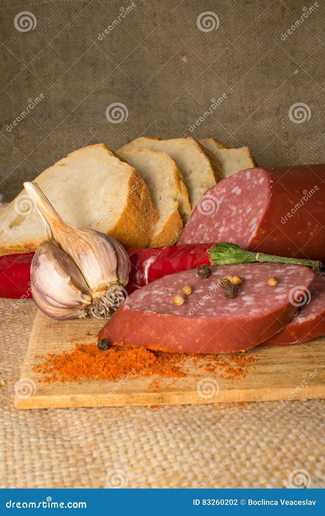 WURST-BROT MIT KNOBLAUCH UND PAPRIKA Stockfoto - Bild von pfeffer ...
