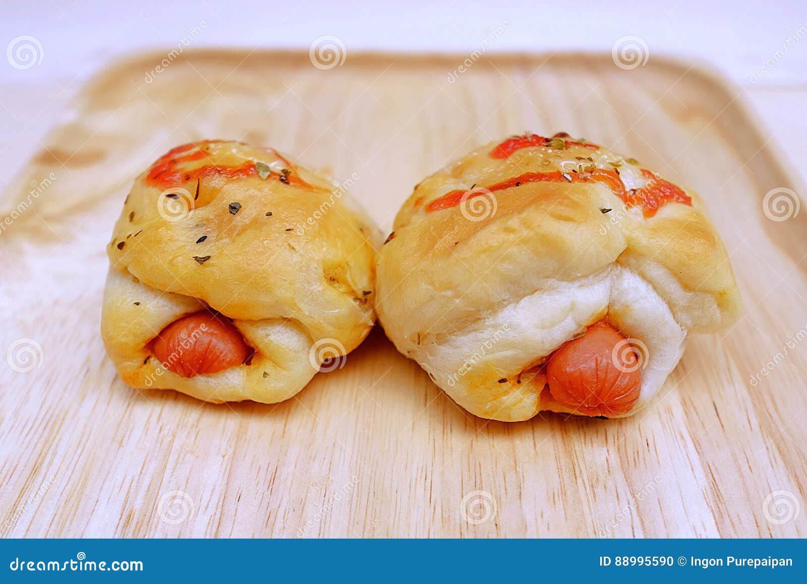 Wurst-Brot Mit Tomatensauce Im Teller-Holz Stockfoto - Bild von ...