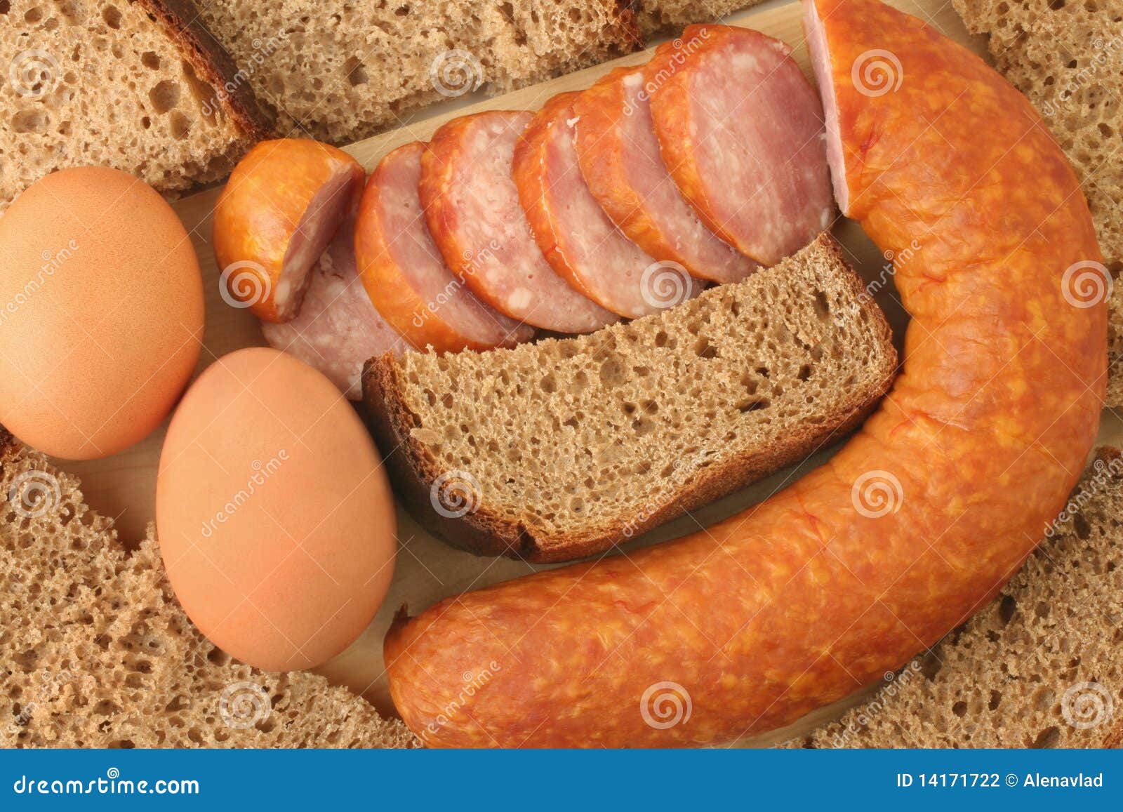 Wurst, Brot und Eier stockfoto. Bild von aperitif, kalorie - 14171722