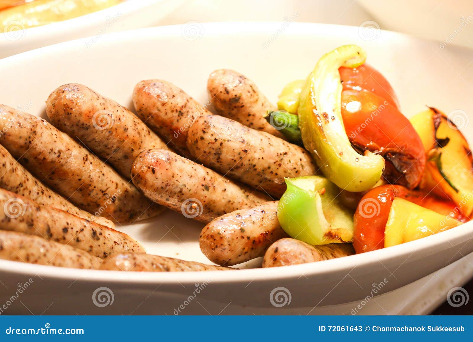 Wurst in der Buffetlinie stockbild. Bild von rauch, frühstück - 72061643