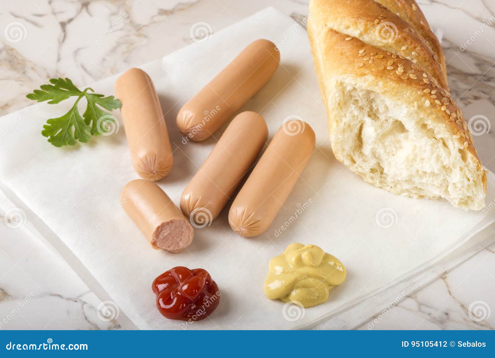 Wurst-Frankfurter Mit Brot, Senf Und Ketschup Stockfoto - Bild von ...