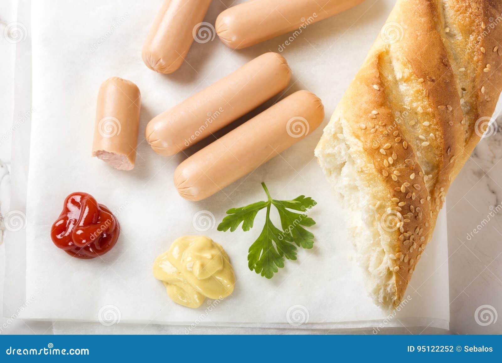 Wurst-Frankfurter Mit Brot, Senf Und Ketschup Stockfoto - Bild von ...