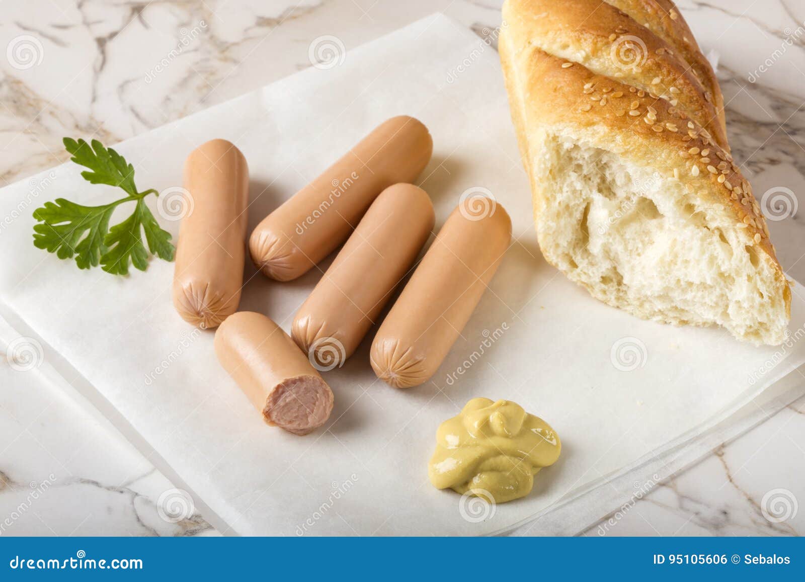 Wurst-Frankfurter Mit Brot Und Senf Stockfoto - Bild von frankfurter ...